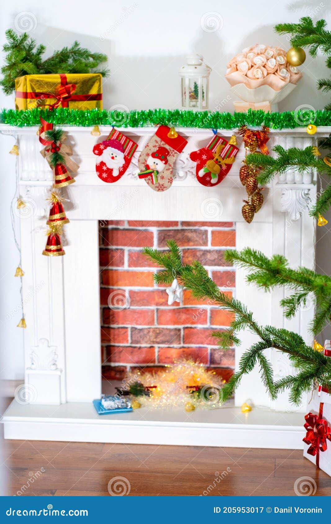 Interior Christmas. Magic Glowing Tree, Fireplace, Gifts in Dark at ...