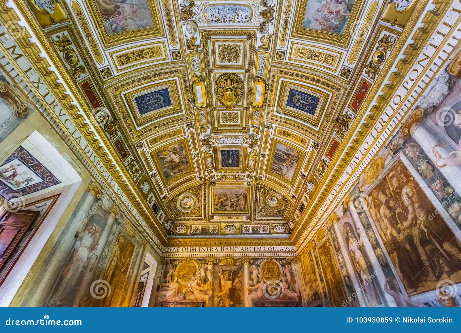 Interior De Castelo De Sant Angelo Em Roma Itália Imagem de Stock ...