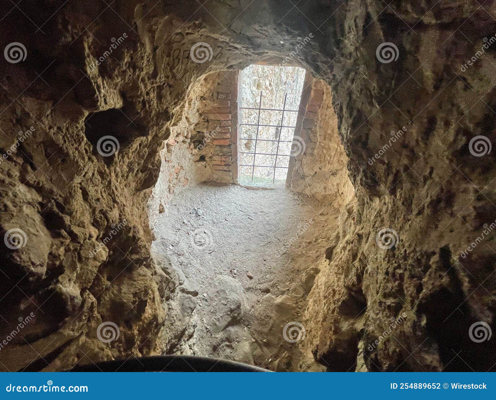 Interior De Caverna Con Valla Foto de archivo - Imagen de edificio ...