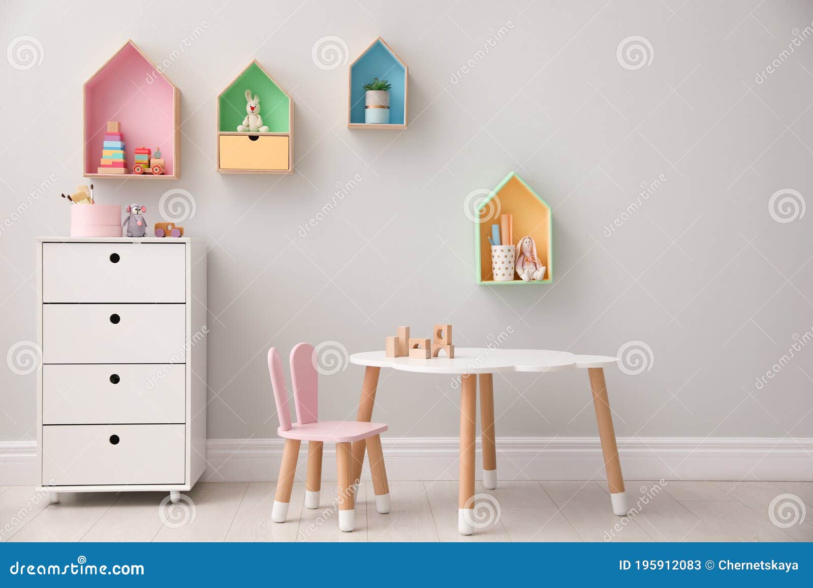 Interior De Creches Com Prateleiras Em Forma De Casa E Pequenas Mesas ...