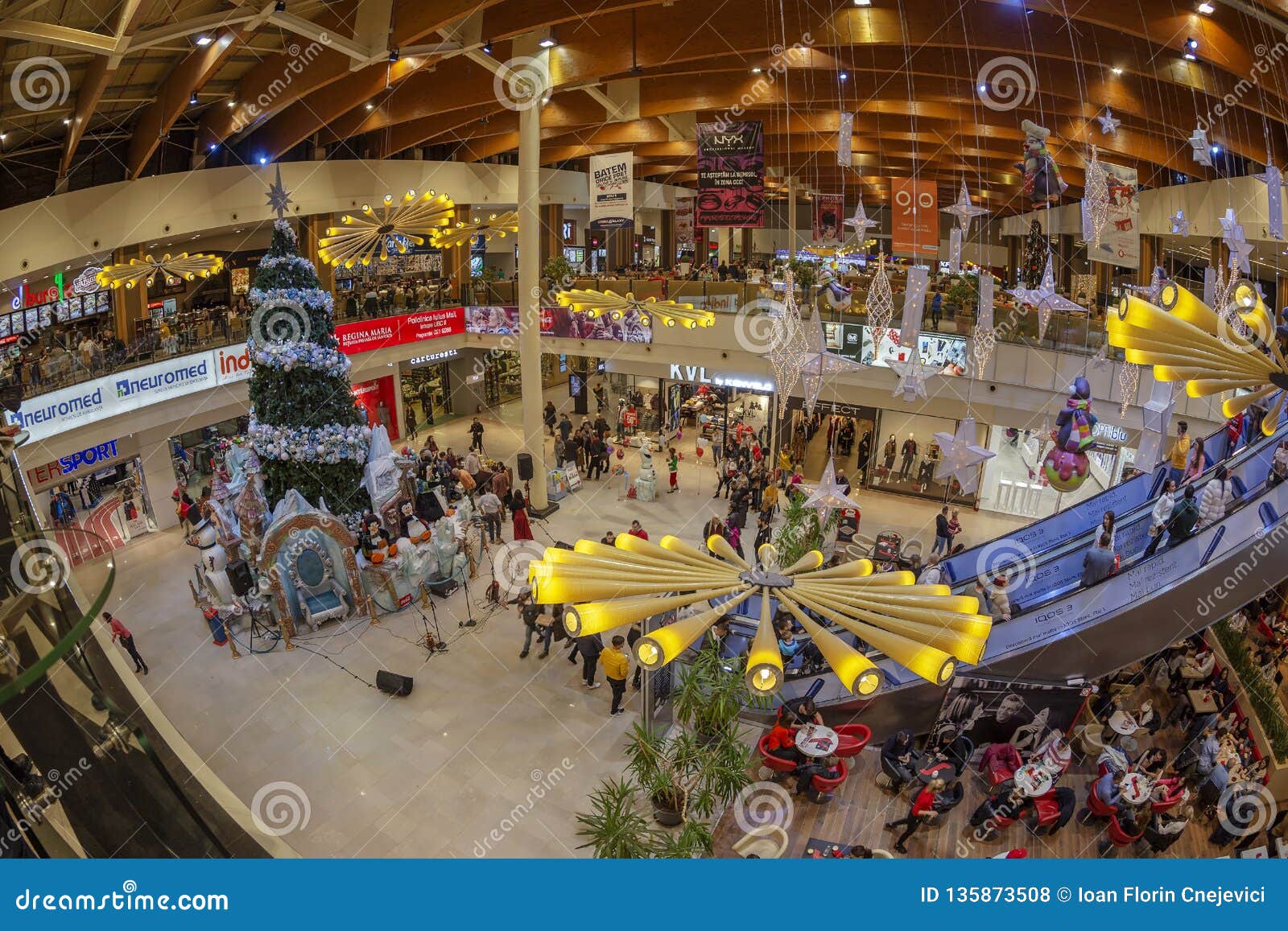 Interior De Julius Mall Que Shoping, Timisoara, Romênia Foto de Stock ...