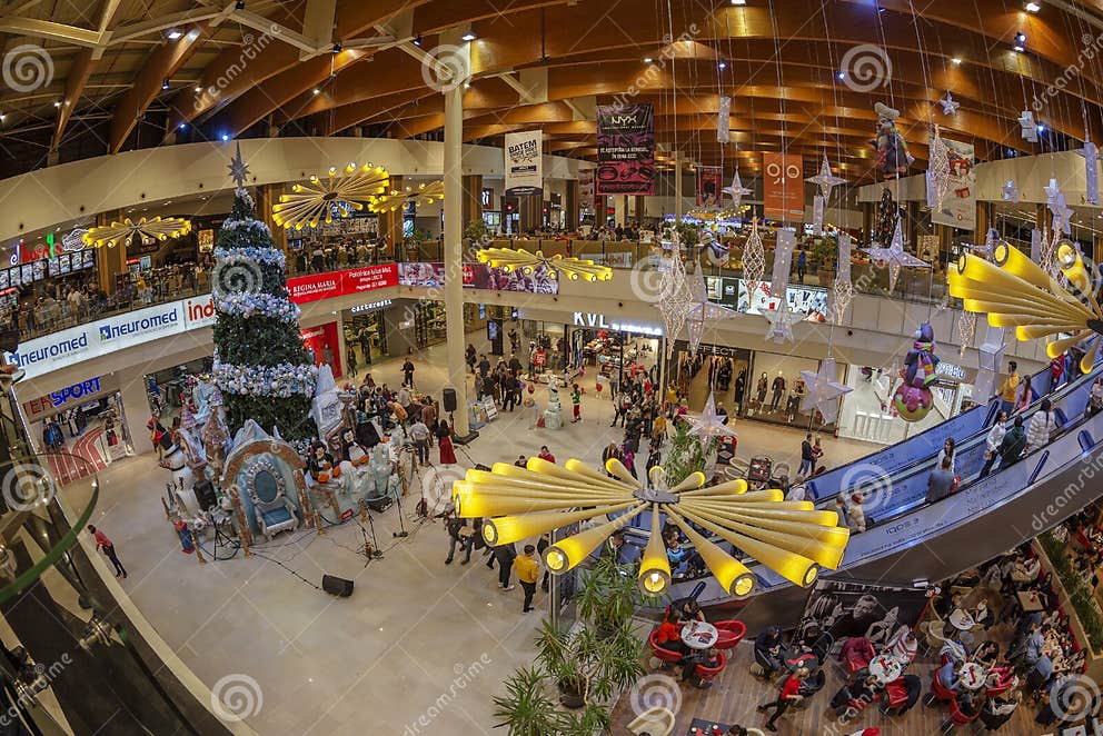 Interior De Julius Mall Que Shoping, Timisoara, Romênia Foto de Stock ...