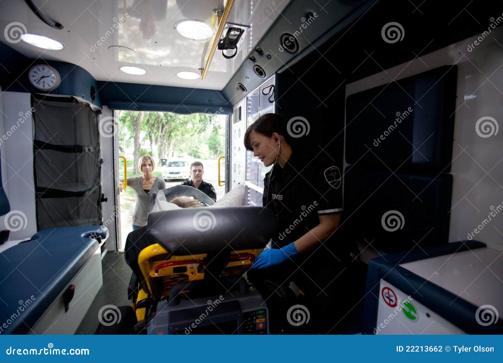 Interior De La Ambulancia Con El Paciente Y El Paramédico Foto de ...