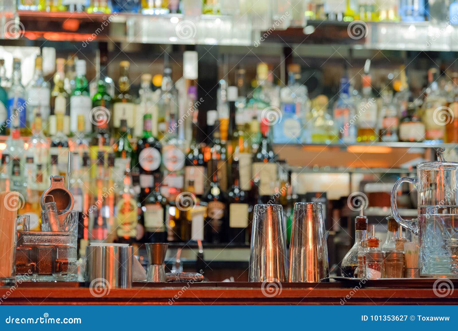 Interior De La Barra Con Diversas Botellas Imagen de archivo - Imagen ...