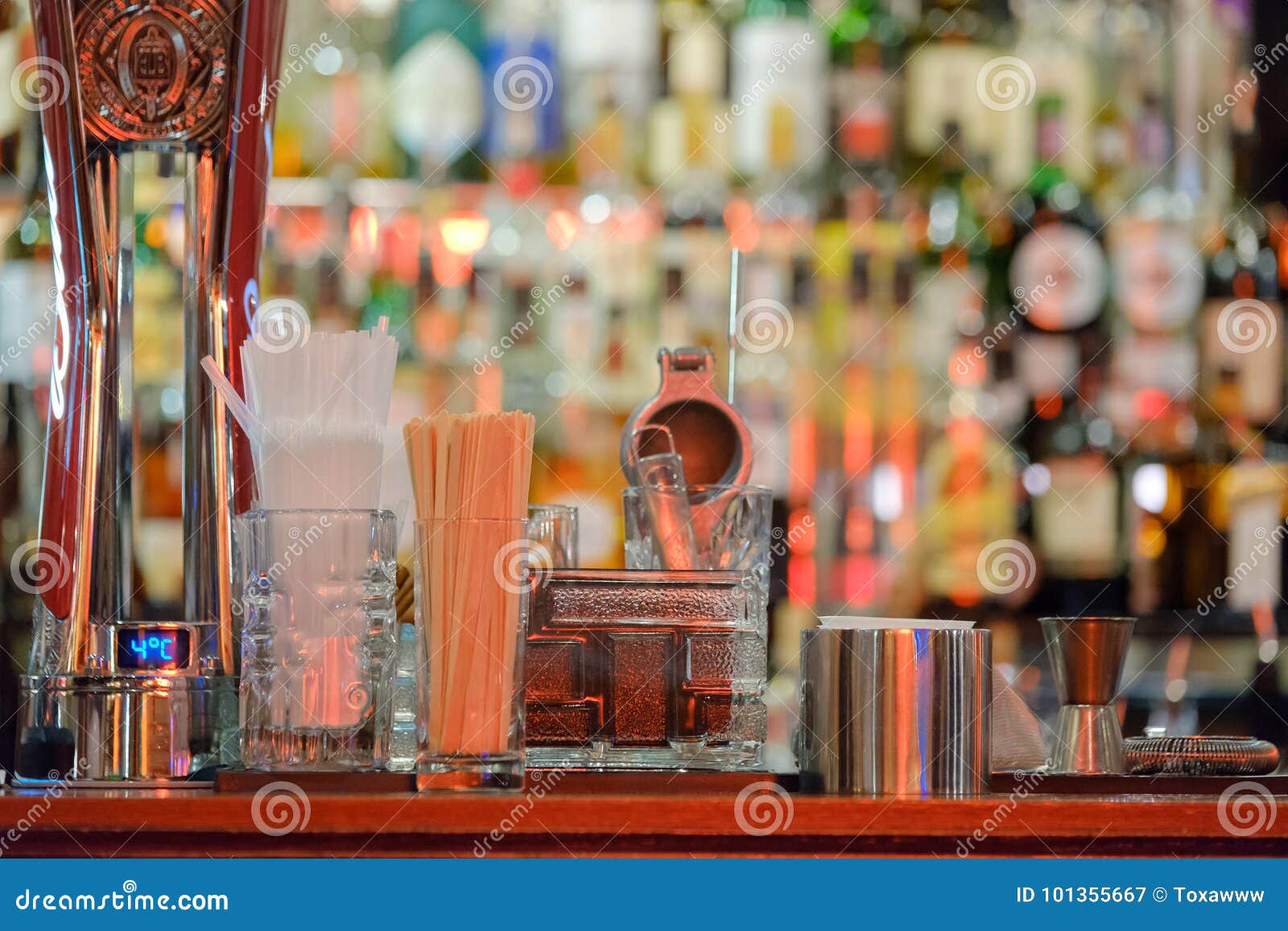 Interior De La Barra Con Diversas Botellas Imagen de archivo - Imagen ...