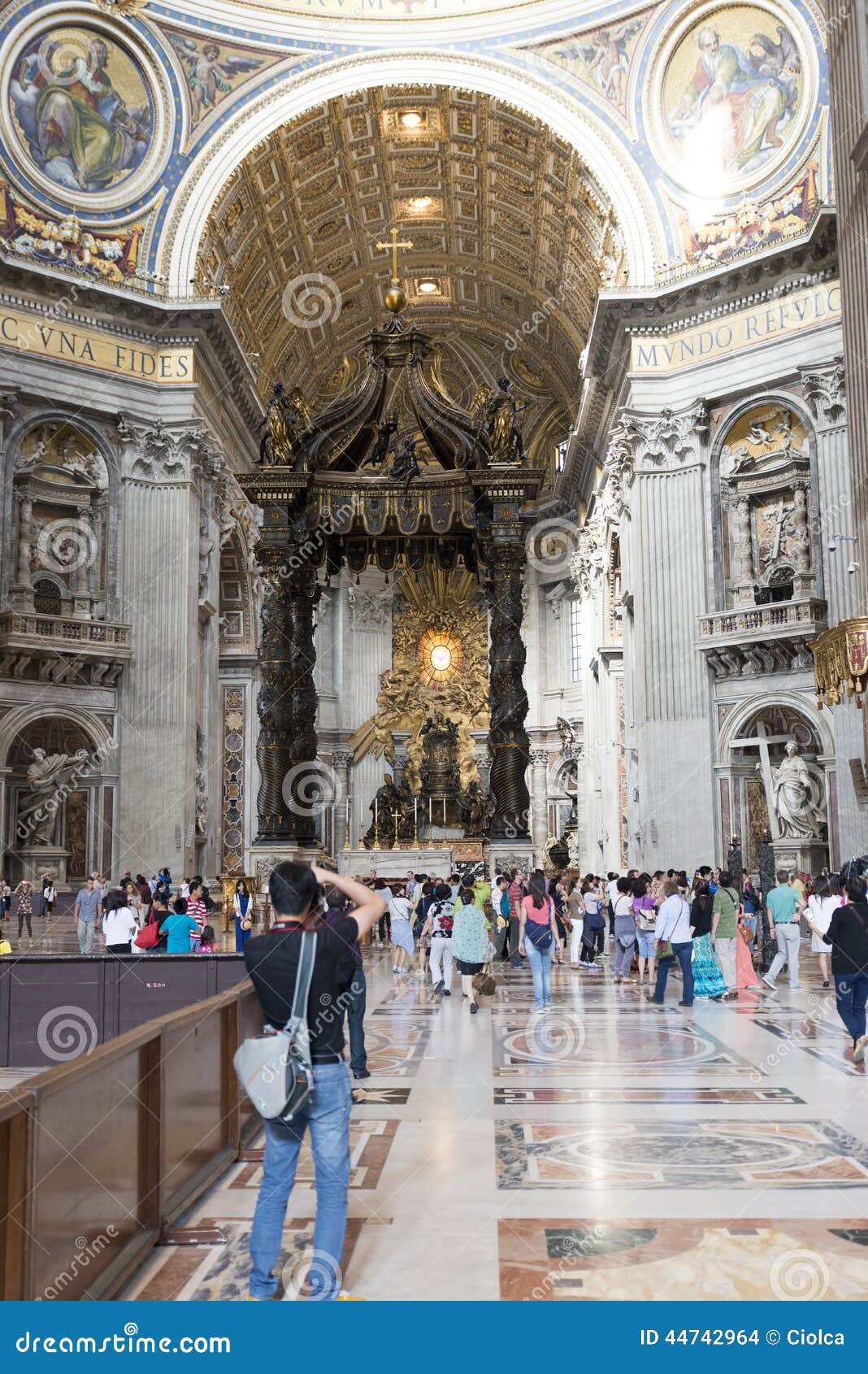 Interior De La Basílica De San Pedro S, Vaticano, Roma Imagen de ...