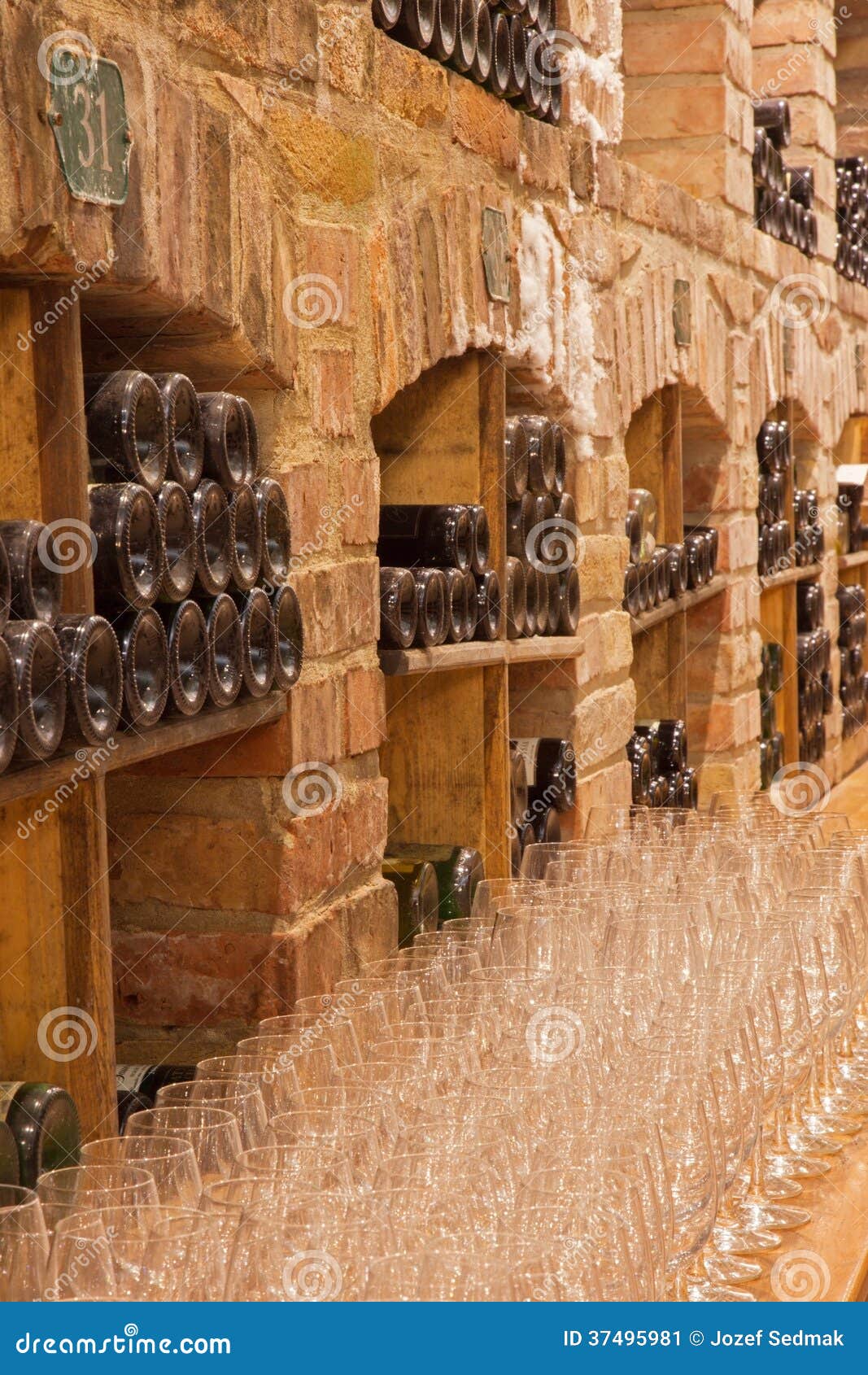 Interior de la bodega imagen de archivo. Imagen de alcohol - 37495981