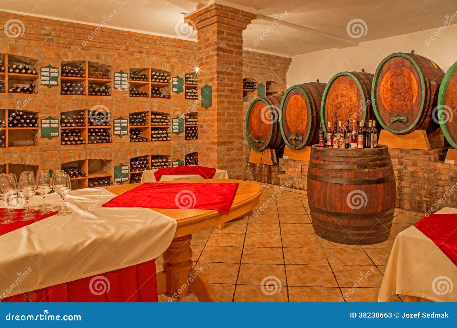 Interior de la bodega foto de archivo editorial. Imagen de frasco ...