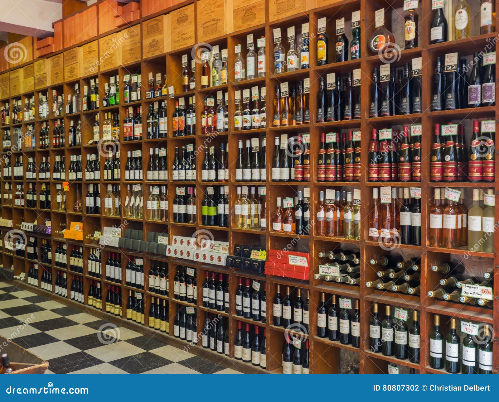 Interior de la bodega fotografía editorial. Imagen de francia - 80807302