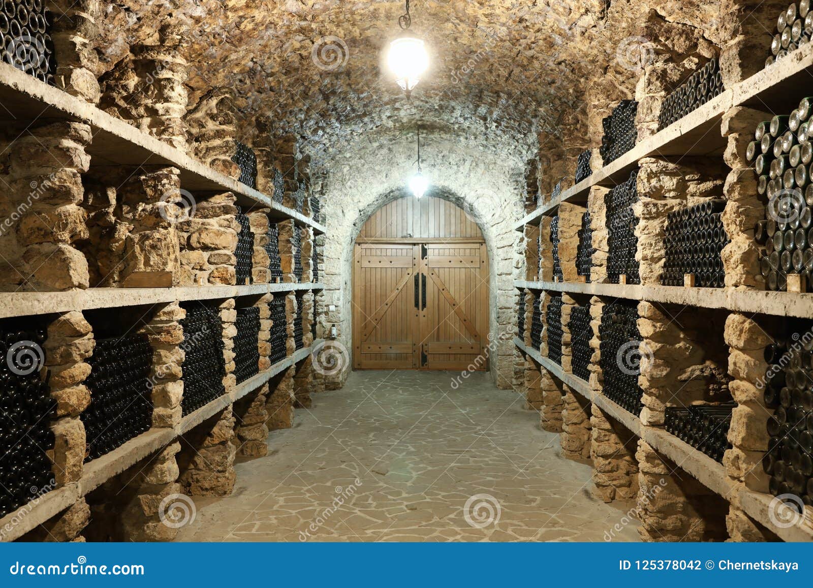 Interior De La Bodega Con Muchas Botellas Foto de archivo - Imagen de ...