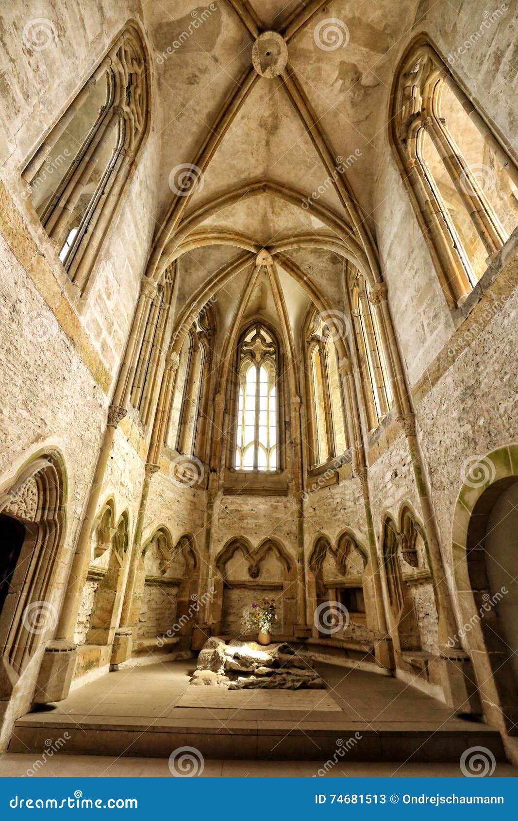Interior De La Capilla Medieval Vieja Del Castillo Imagen de archivo ...