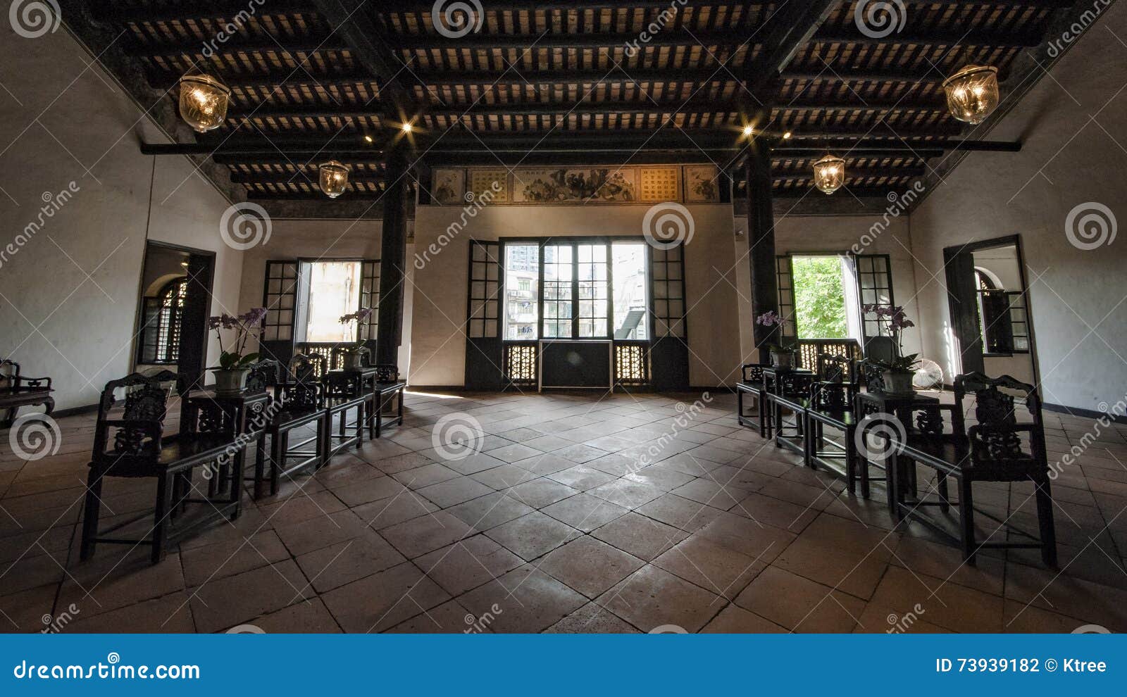 Interior de la casa china foto de archivo. Imagen de suelo - 73939182