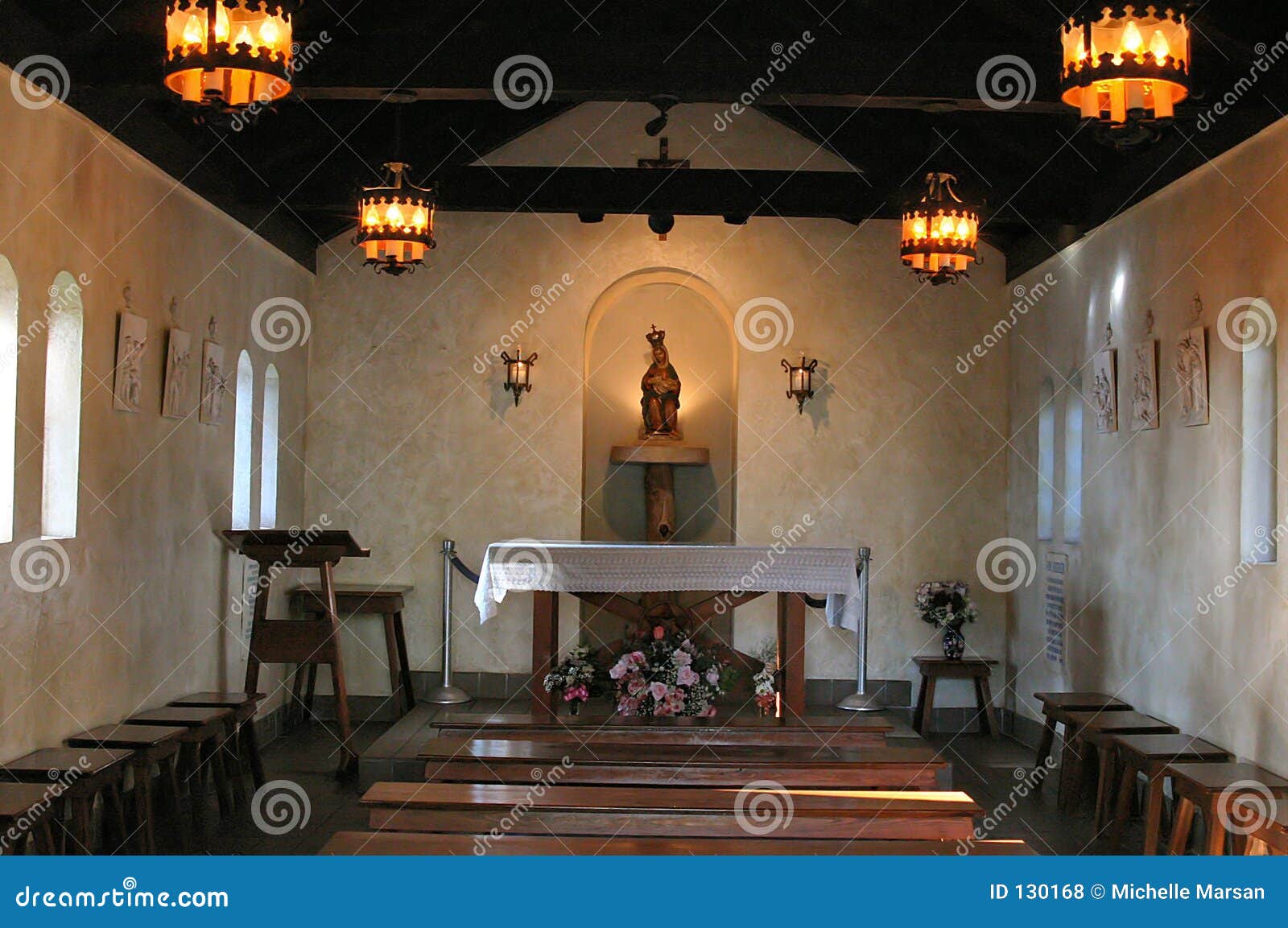Interior De La Pequeña Capilla Foto de archivo - Imagen de religioso ...