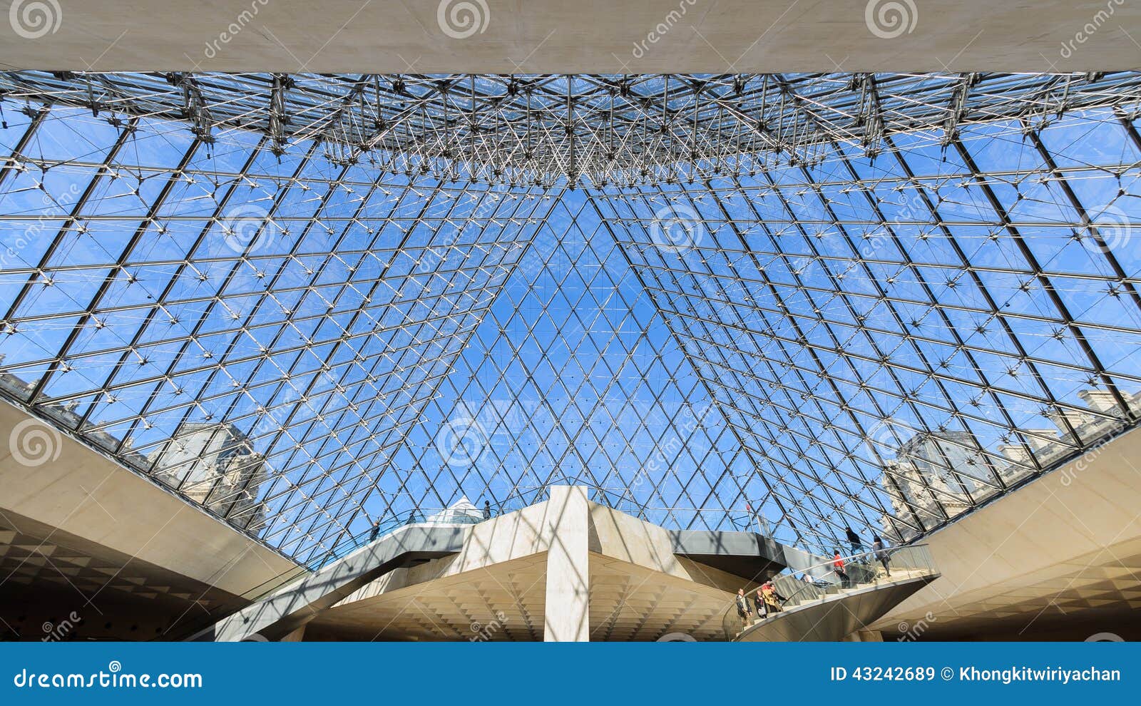 Interior De La Pirámide Del Louvre Imagen de archivo editorial - Imagen ...