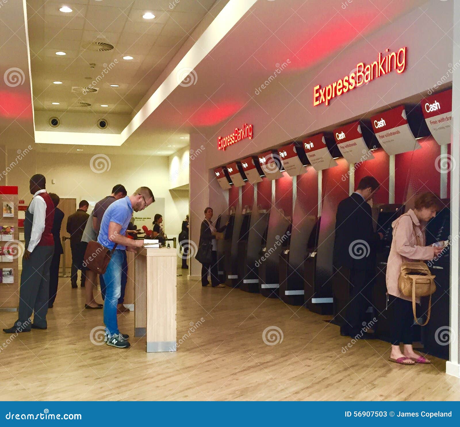 Interior De La Sucursal Bancaria De HSBC Foto de archivo editorial ...