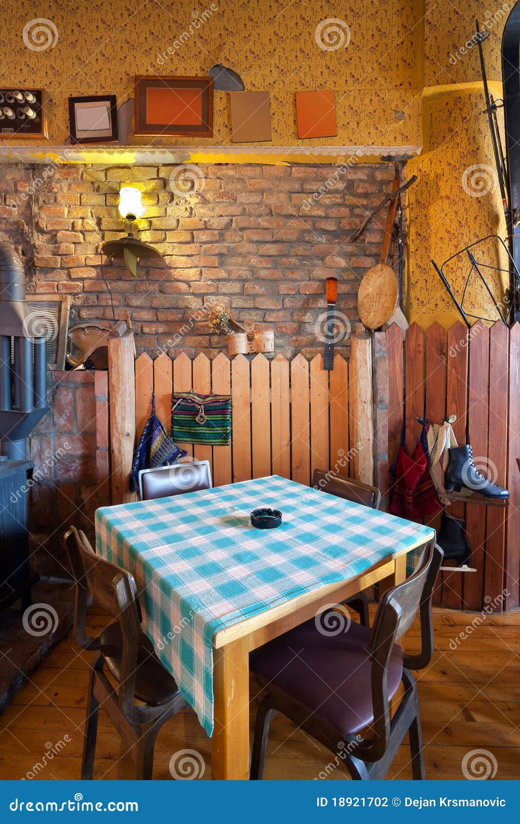 Interior de la taberna foto de archivo. Imagen de partido - 18921702