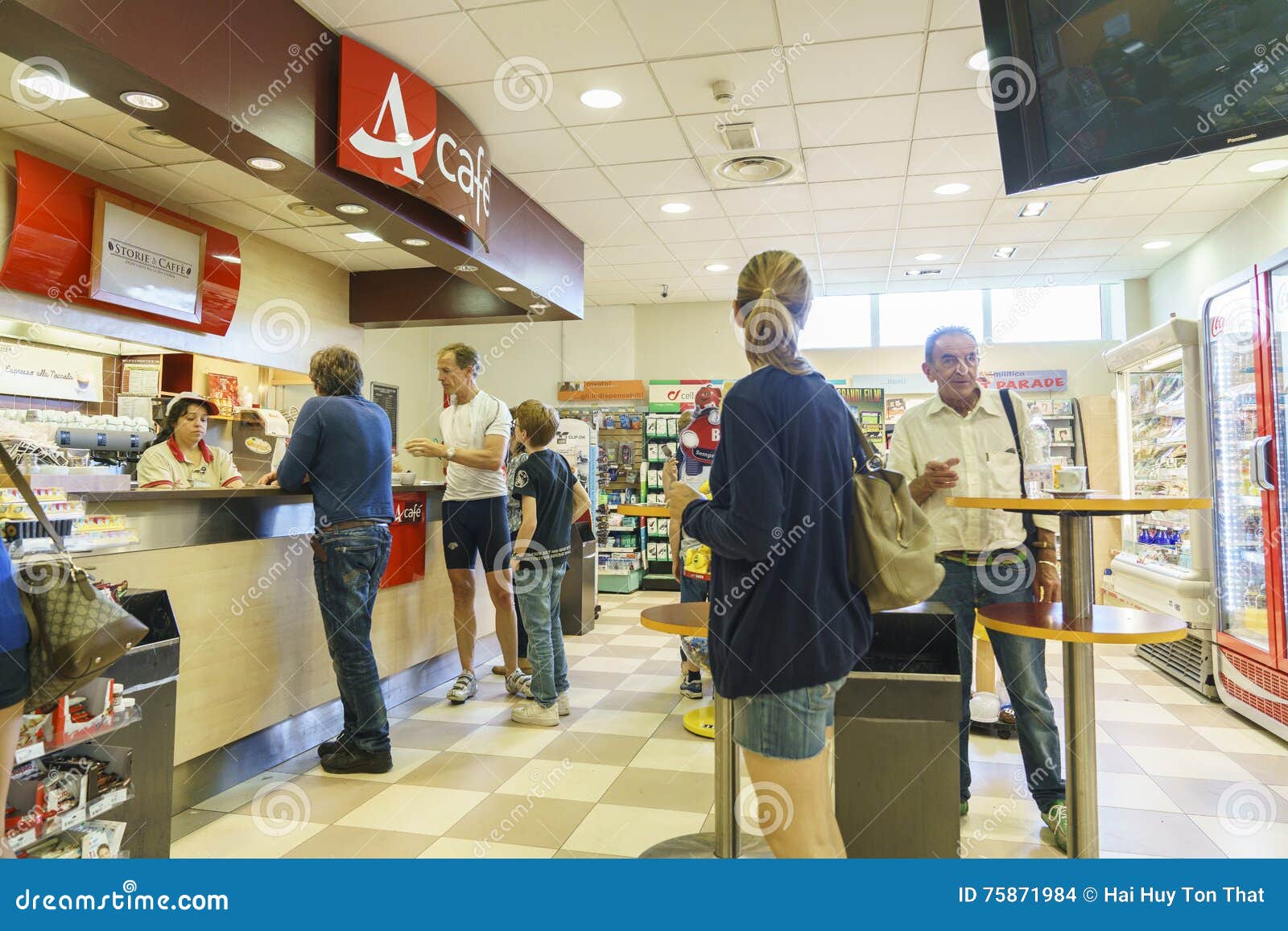 Interior de la tienda imagen de archivo editorial. Imagen de ayudante ...