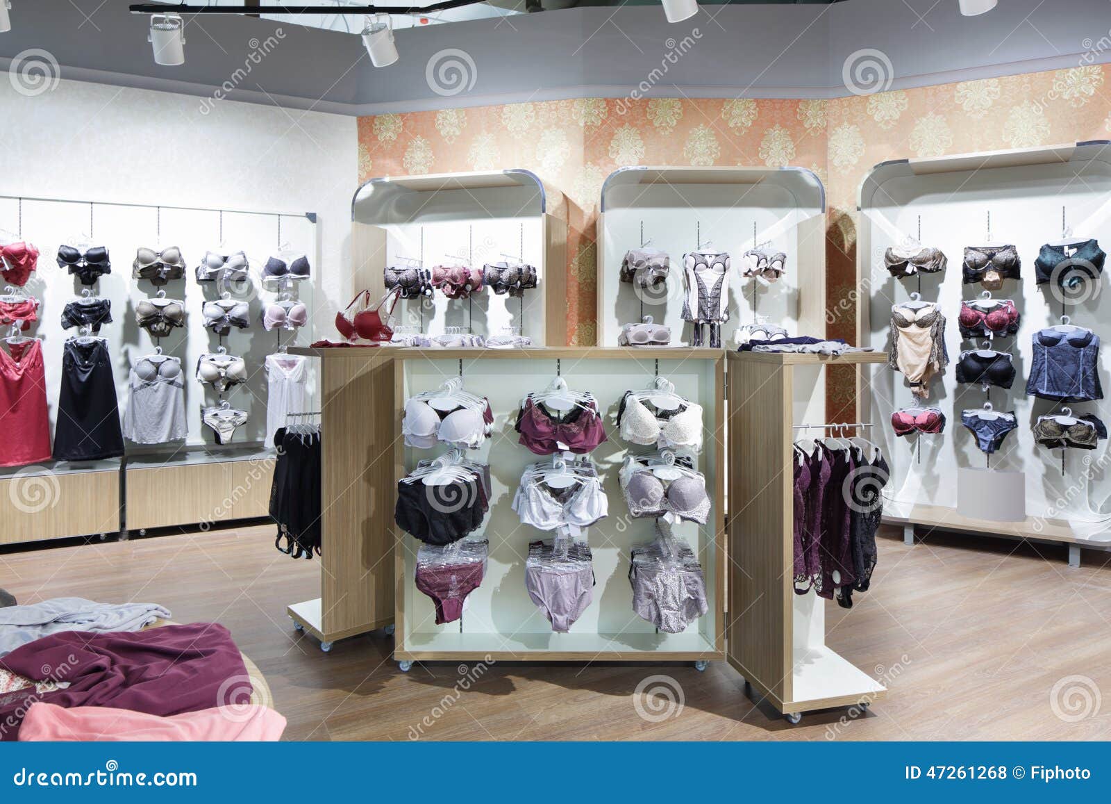 Interior De La Tienda Brillante De La Ropa Interior Foto de archivo ...