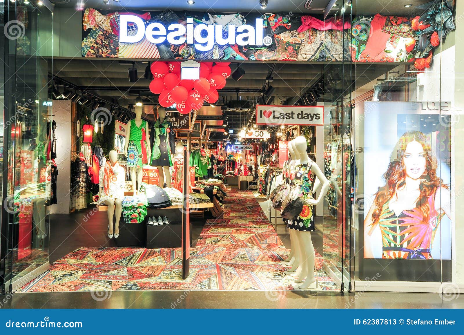 Interior De La Tienda De La Ropa De La Moda De Desigual Foto de archivo ...