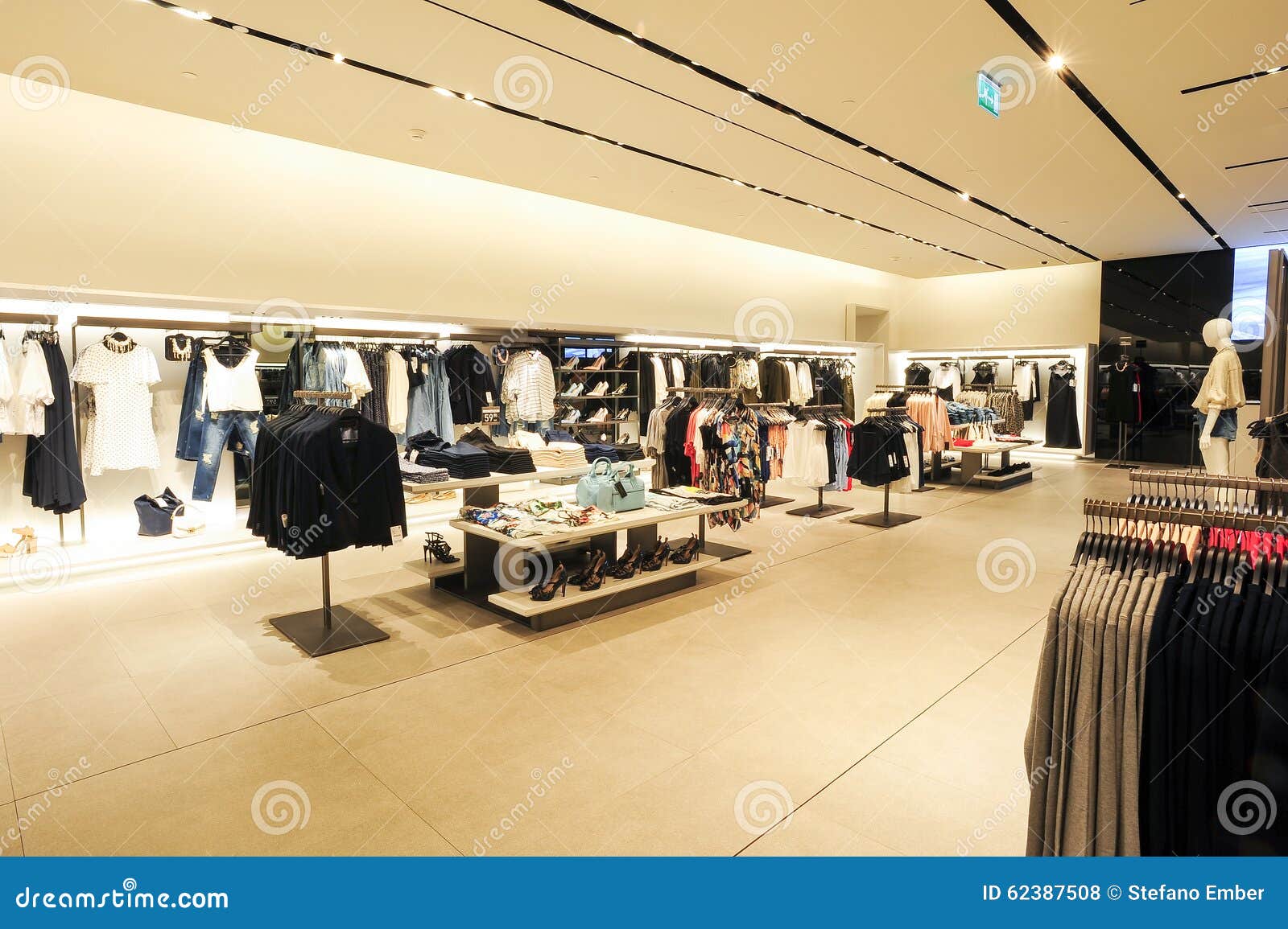 Interior De La Tienda De La Ropa De La Moda De Zara Foto de archivo ...