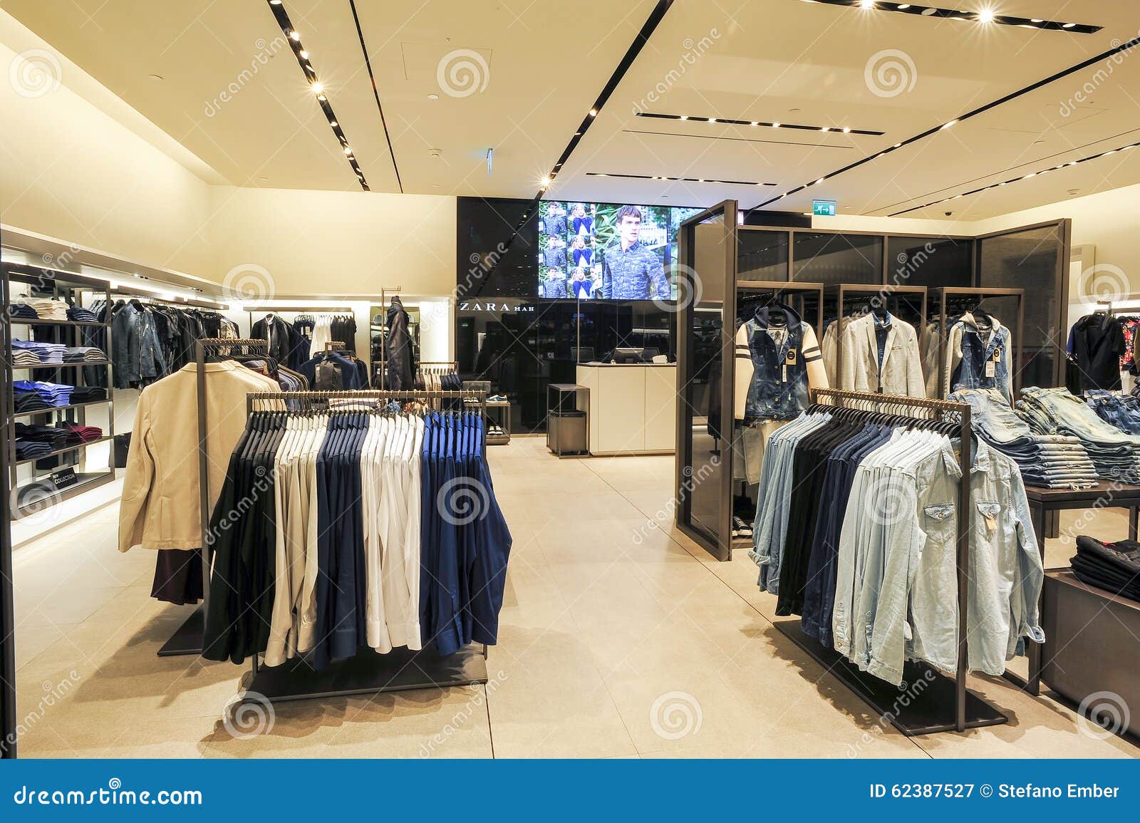 Interior De La Tienda De La Ropa De La Moda De Zara Fotografía ...