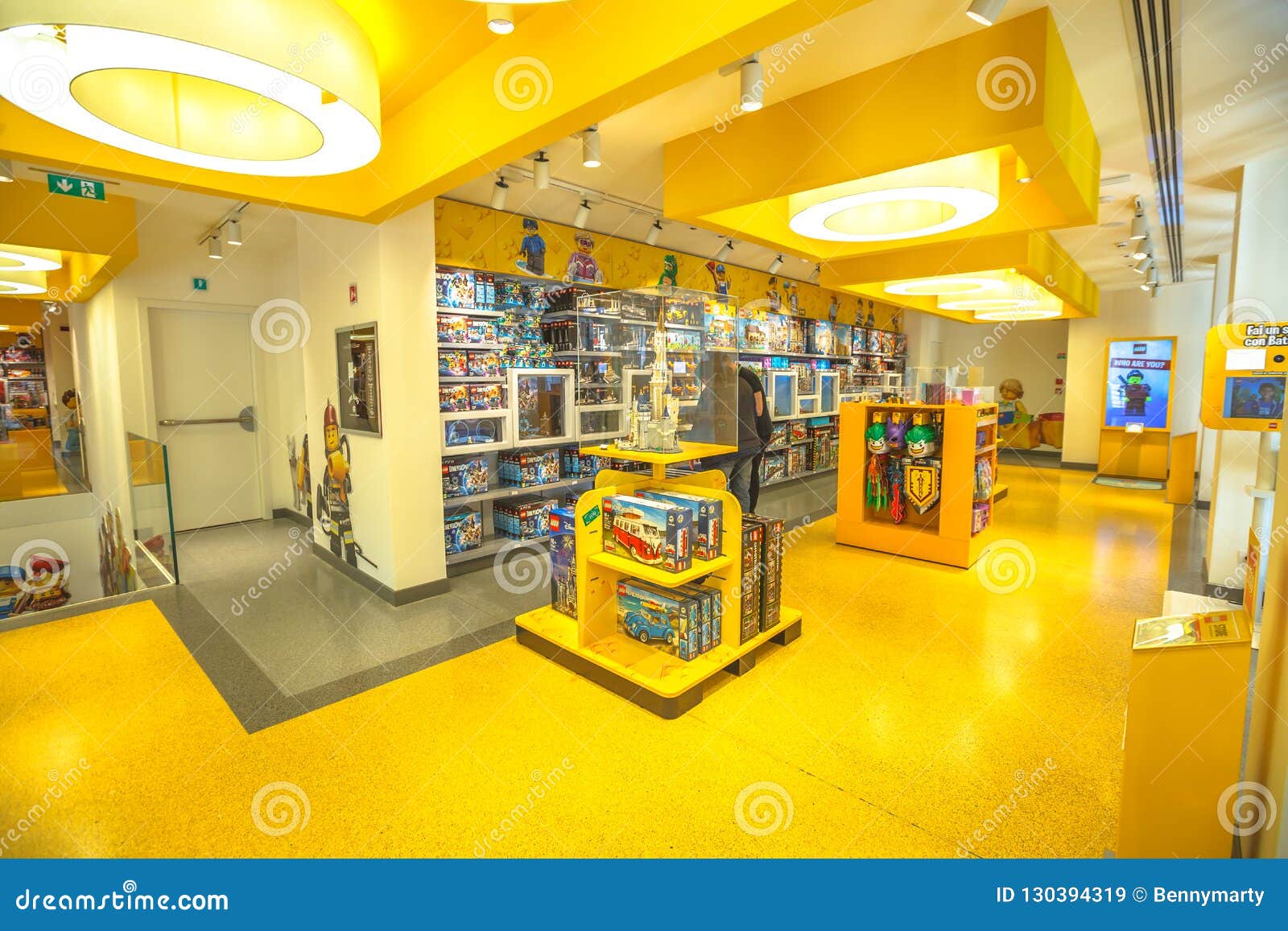 Interior de Lego Store imagen de archivo editorial. Imagen de milano ...