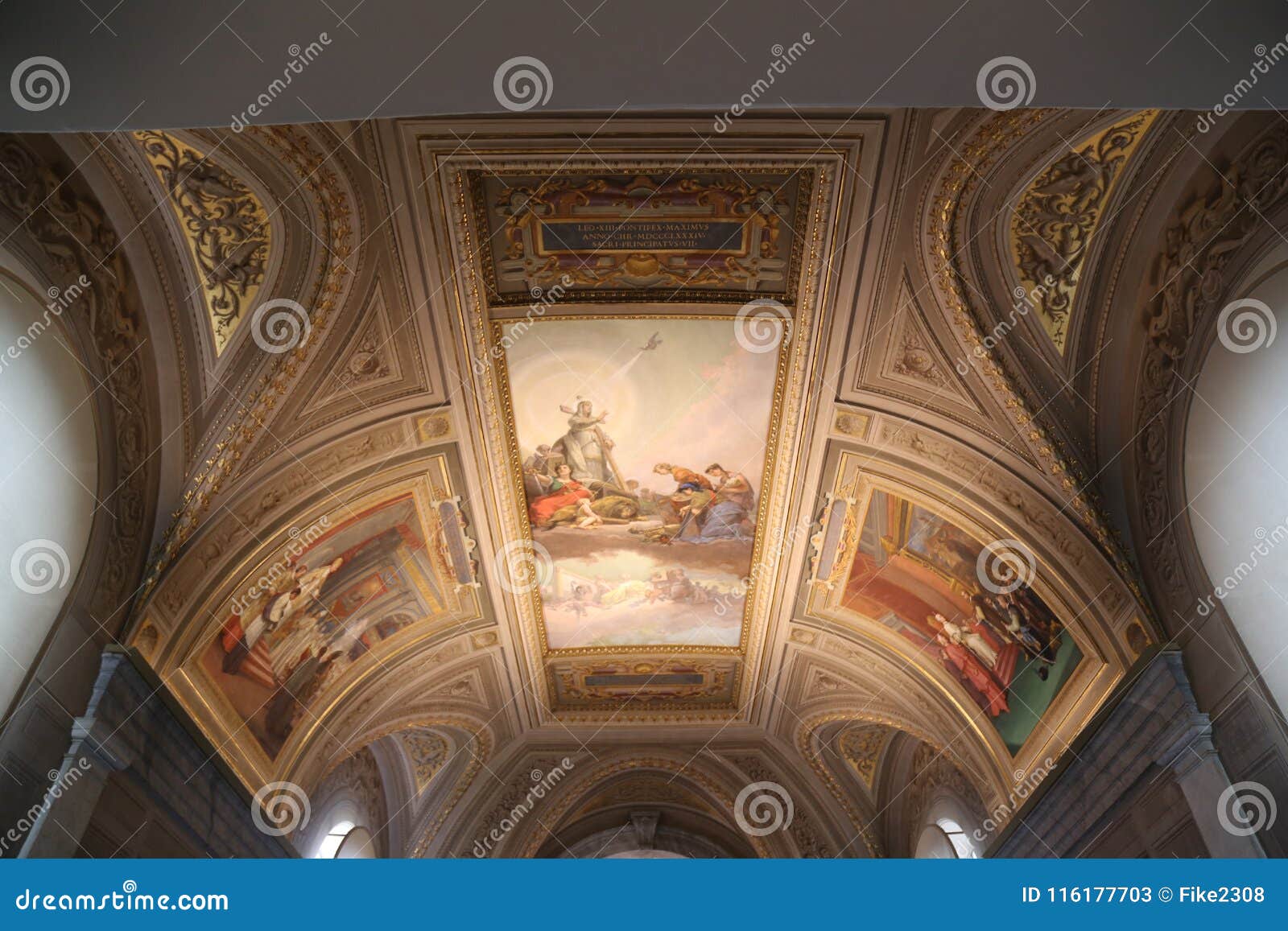 Interior De Los Museos Del Vaticano: Arte Religioso Foto de archivo ...