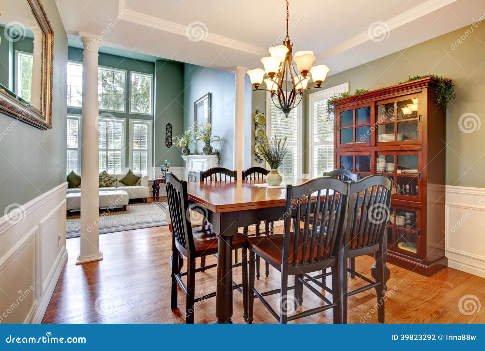 Interior De Lujo De La Casa. Comedor Foto de archivo - Imagen de ...