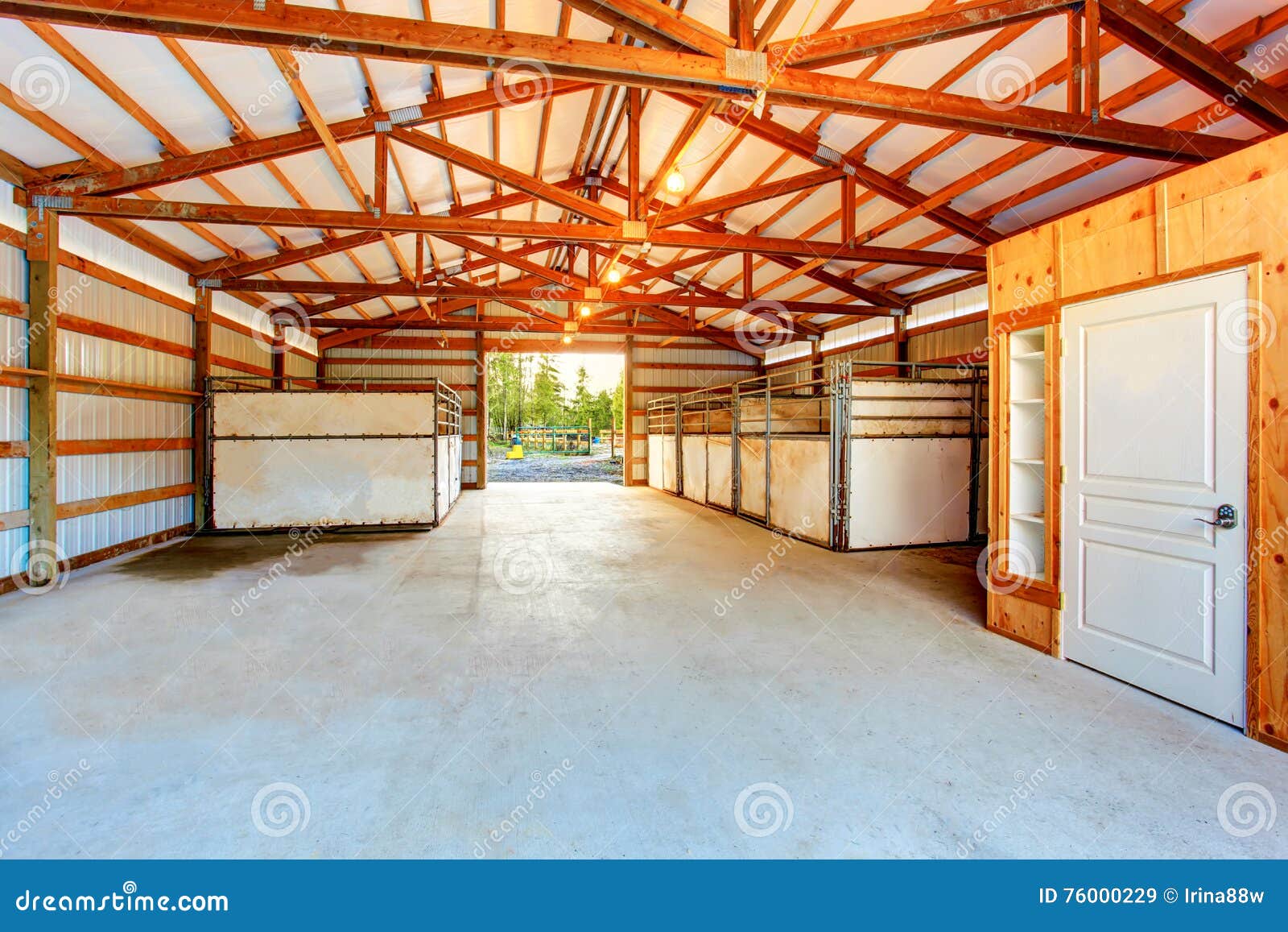 Interior De Madera Del Establo Del Caballo Imagen de archivo - Imagen ...