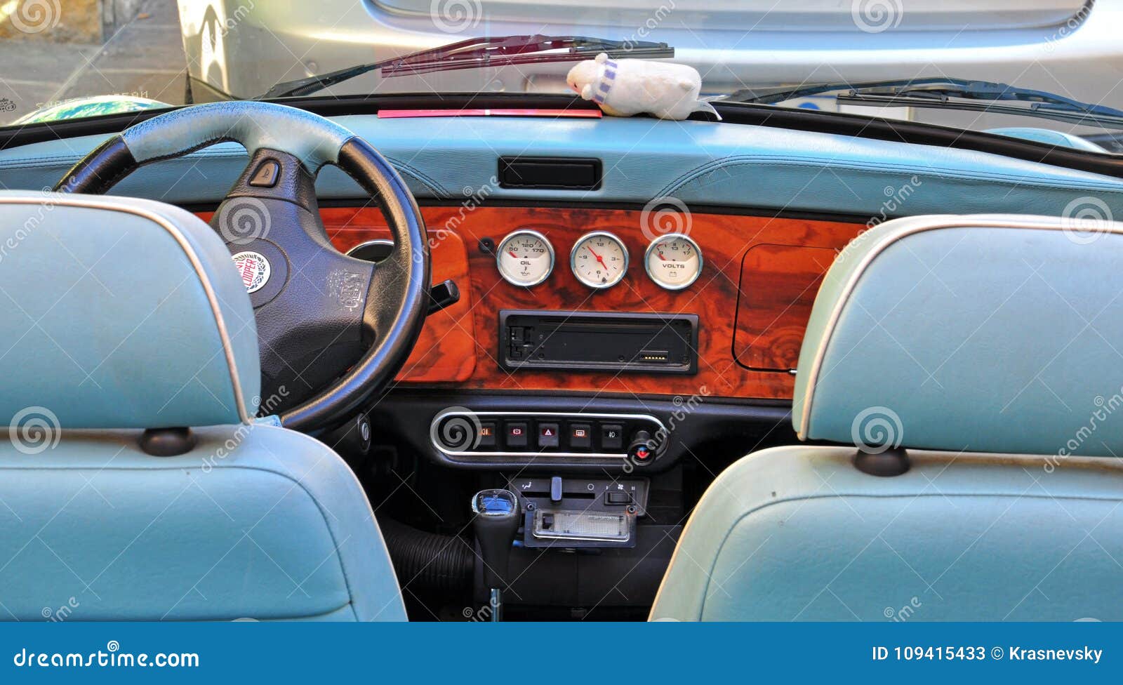 Interior De Mini Cooper Azul Claro Retro Foto de archivo editorial ...