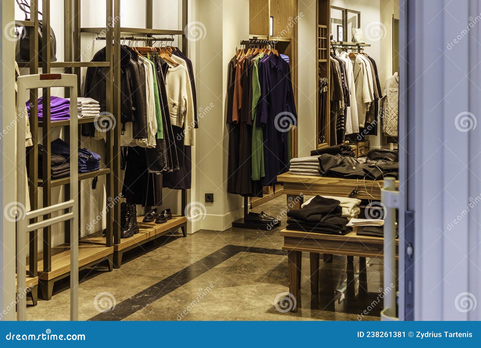 Interior De Moda De Una Tienda De Ropa En Un Centro Comercial Moderno ...