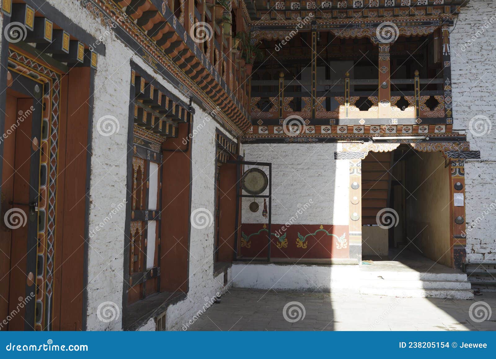 Interior De Mongar Dzong Monasterio En Mongar Bhutan Foto de archivo ...