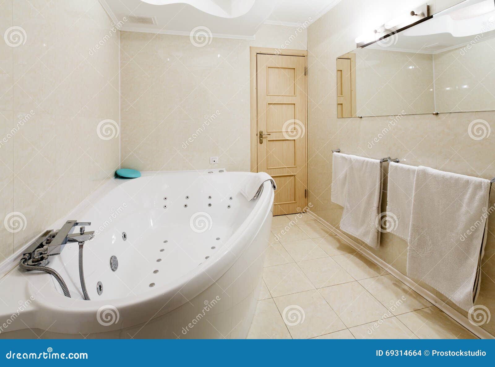 Interior De Um Banheiro Moderno Do Hotel, Jacuzzi Foto de Stock ...