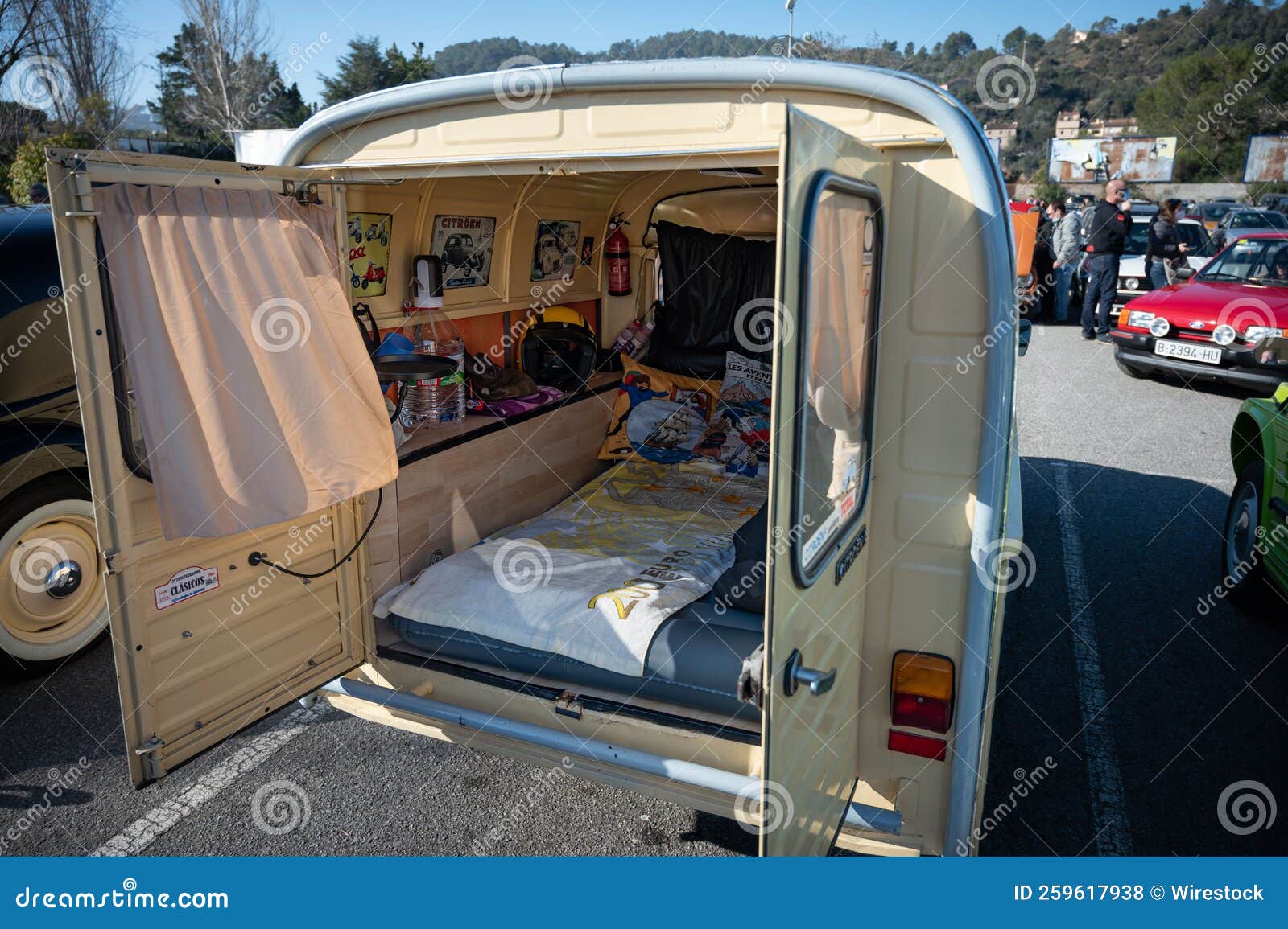 Interior De Uma Carrinha Citroen 2cv Convertida Em Campervan Foto de ...