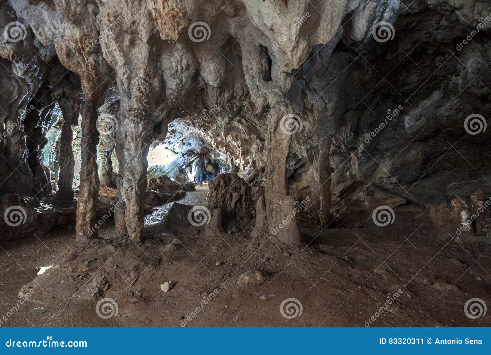 Interior de uma caverna imagem de stock. Imagem de rocha - 83320311
