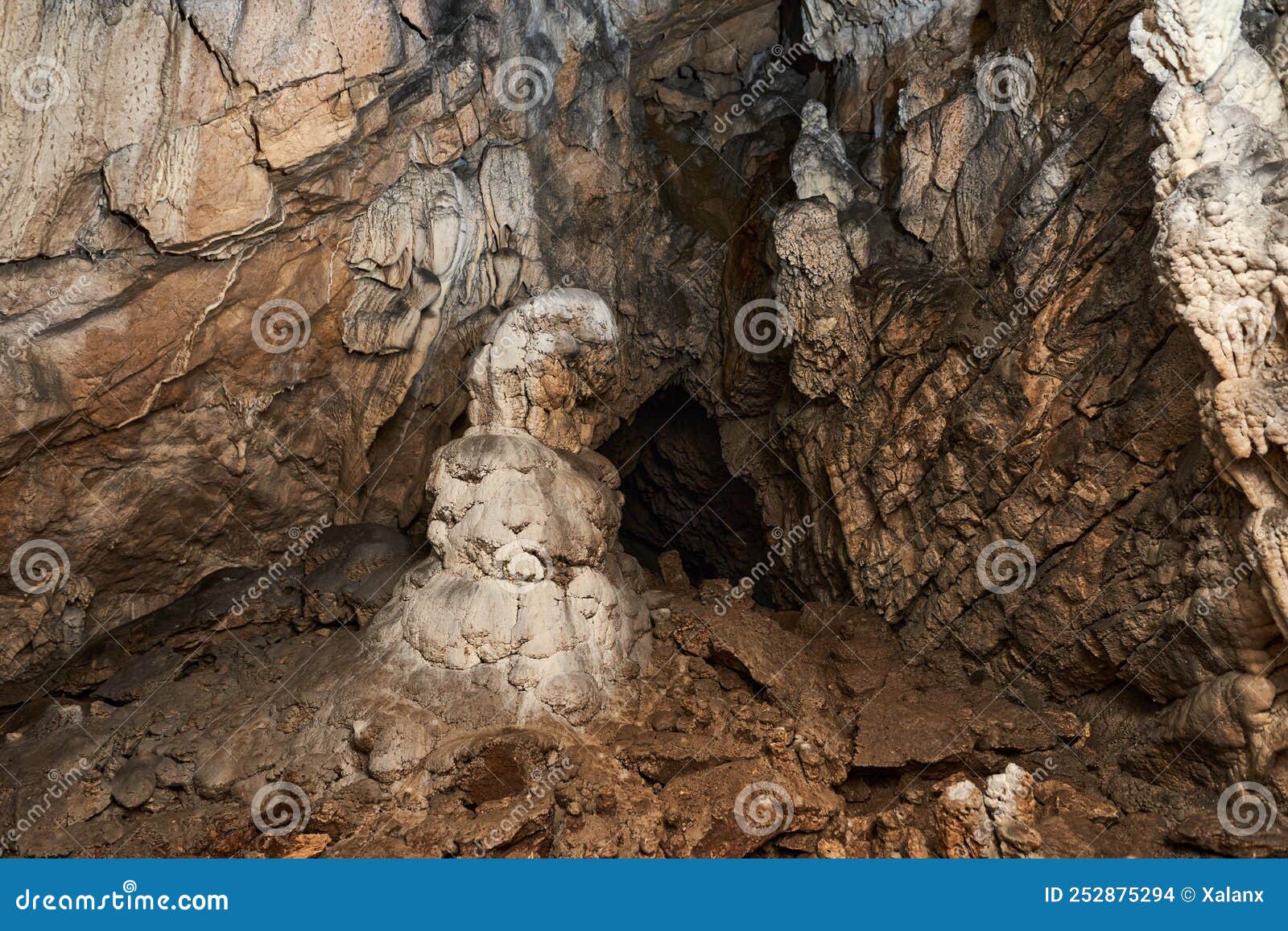 Interior De Uma Caverna Com Ortotemas Foto de Stock - Imagem de antigo ...