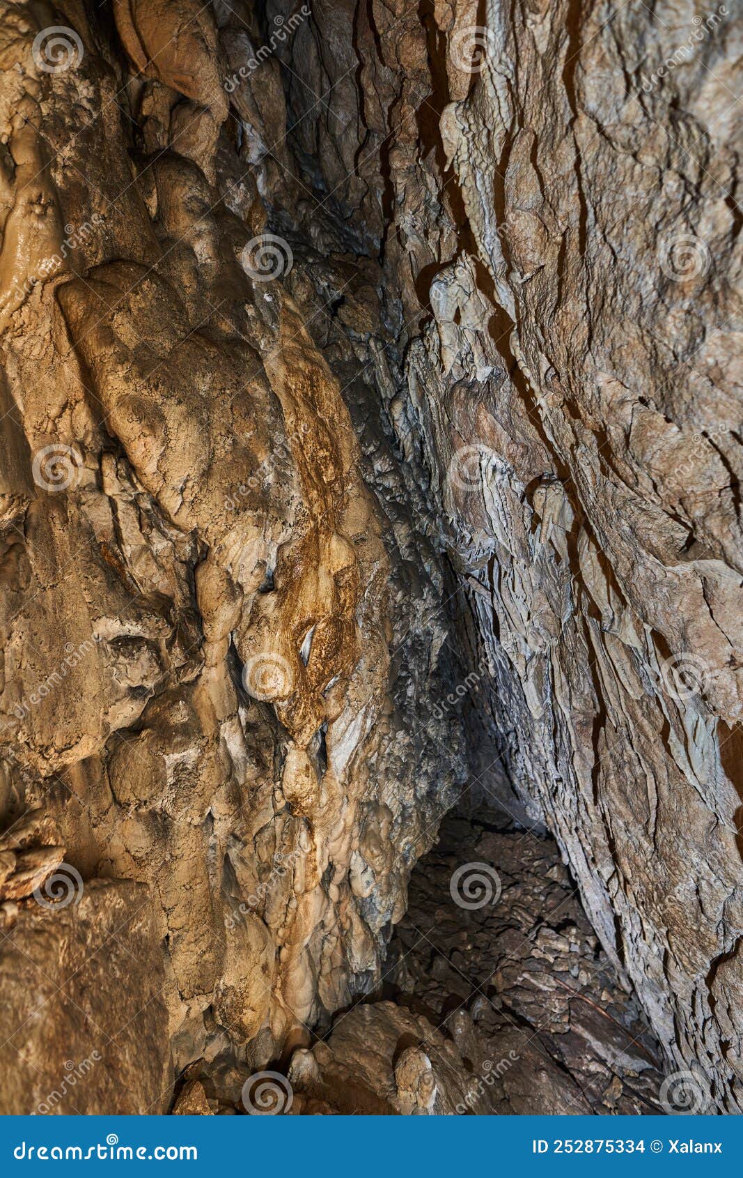 Interior De Uma Caverna Com Ortotemas Foto de Stock - Imagem de ...