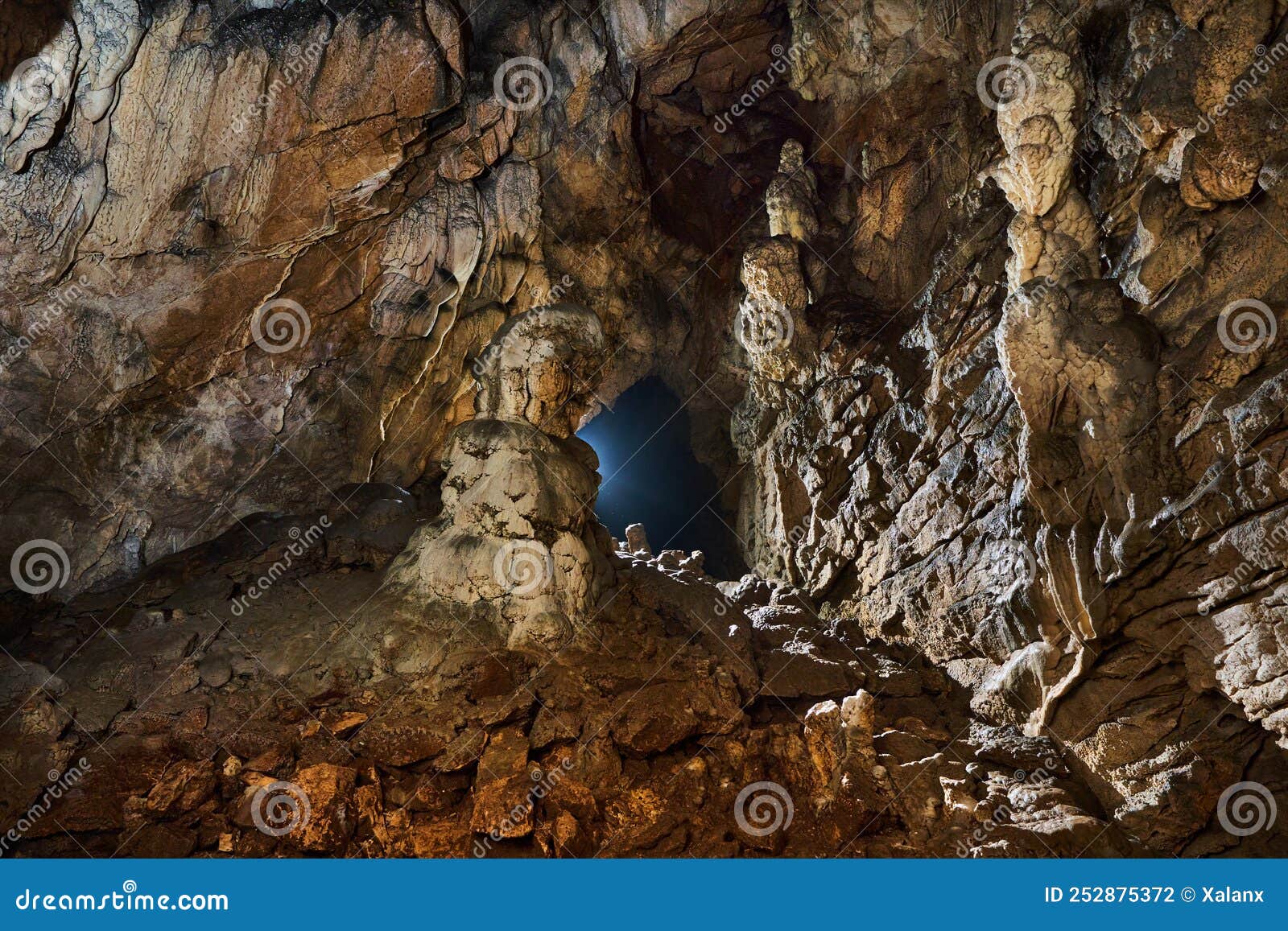 Interior De Uma Caverna Com Ortotemas Foto de Stock - Imagem de ...