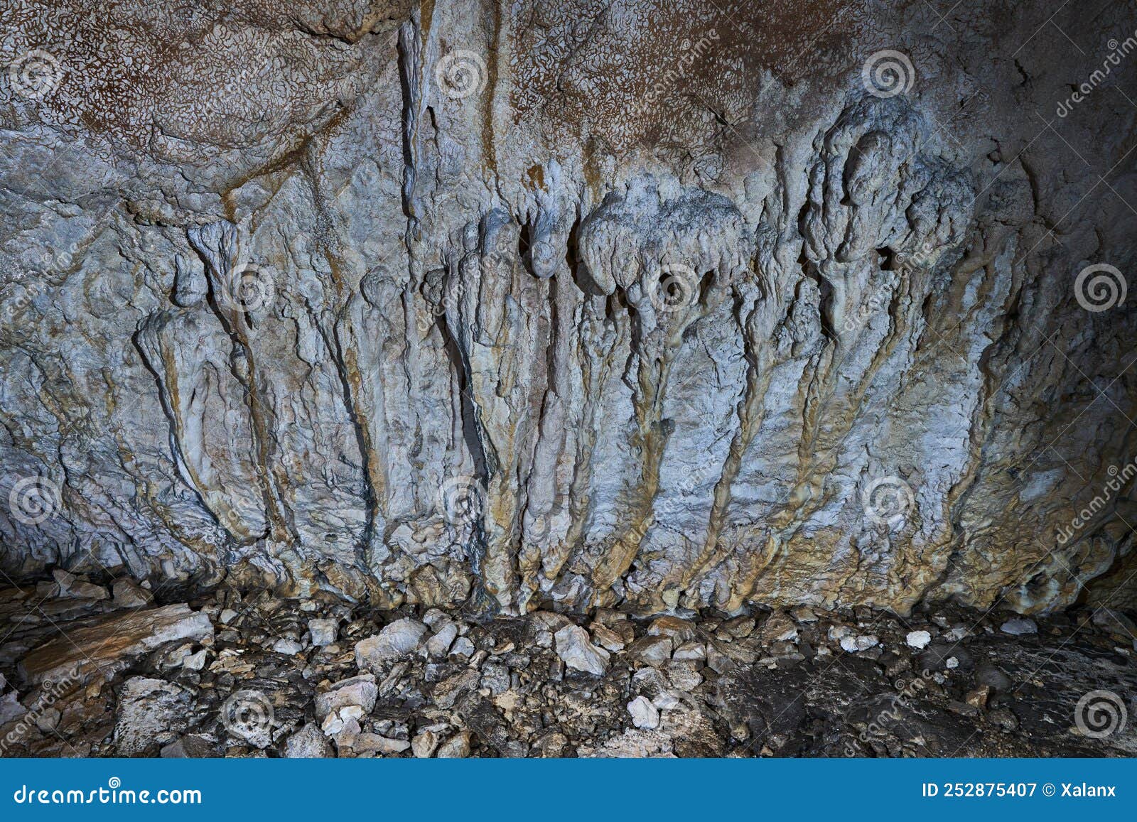 Interior De Uma Caverna Com Ortotemas Imagem de Stock - Imagem de ...