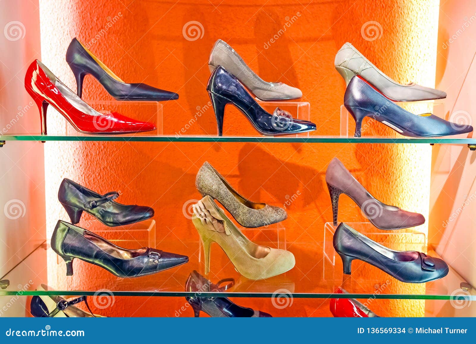 Interior De Uma Loja Da Sapata Da Forma Imagem de Stock Editorial ...