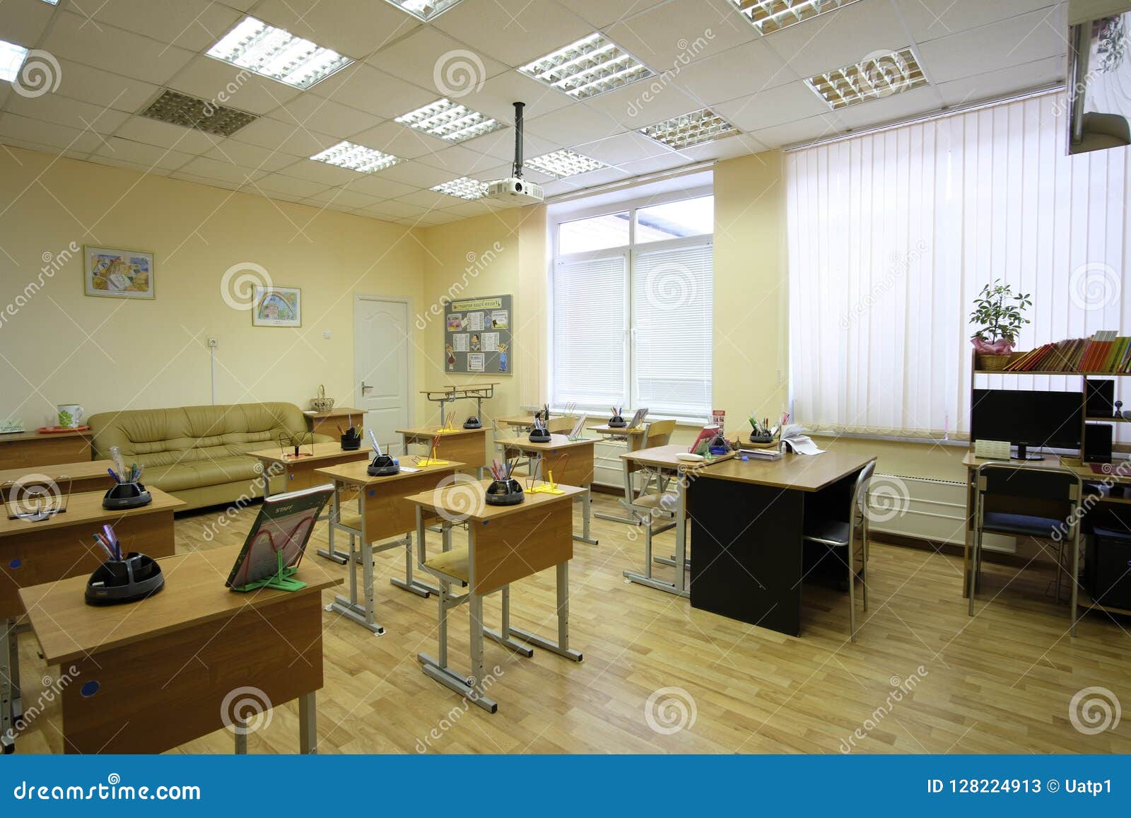 Interior De Uma Sala De Aula Moderna Da Escola Foto de Stock Editorial ...