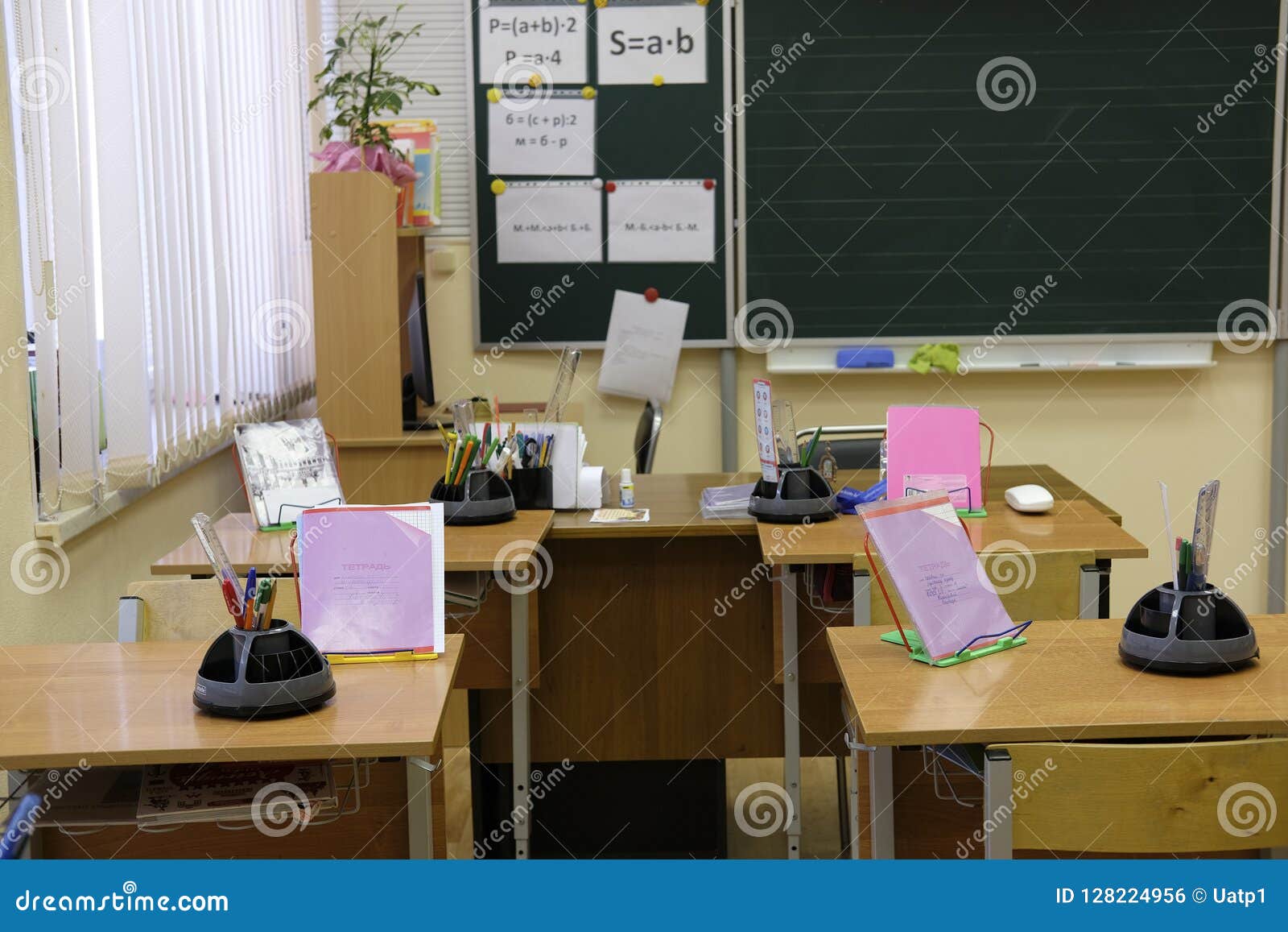 Interior De Uma Sala De Aula Moderna Da Escola Foto Editorial - Imagem ...