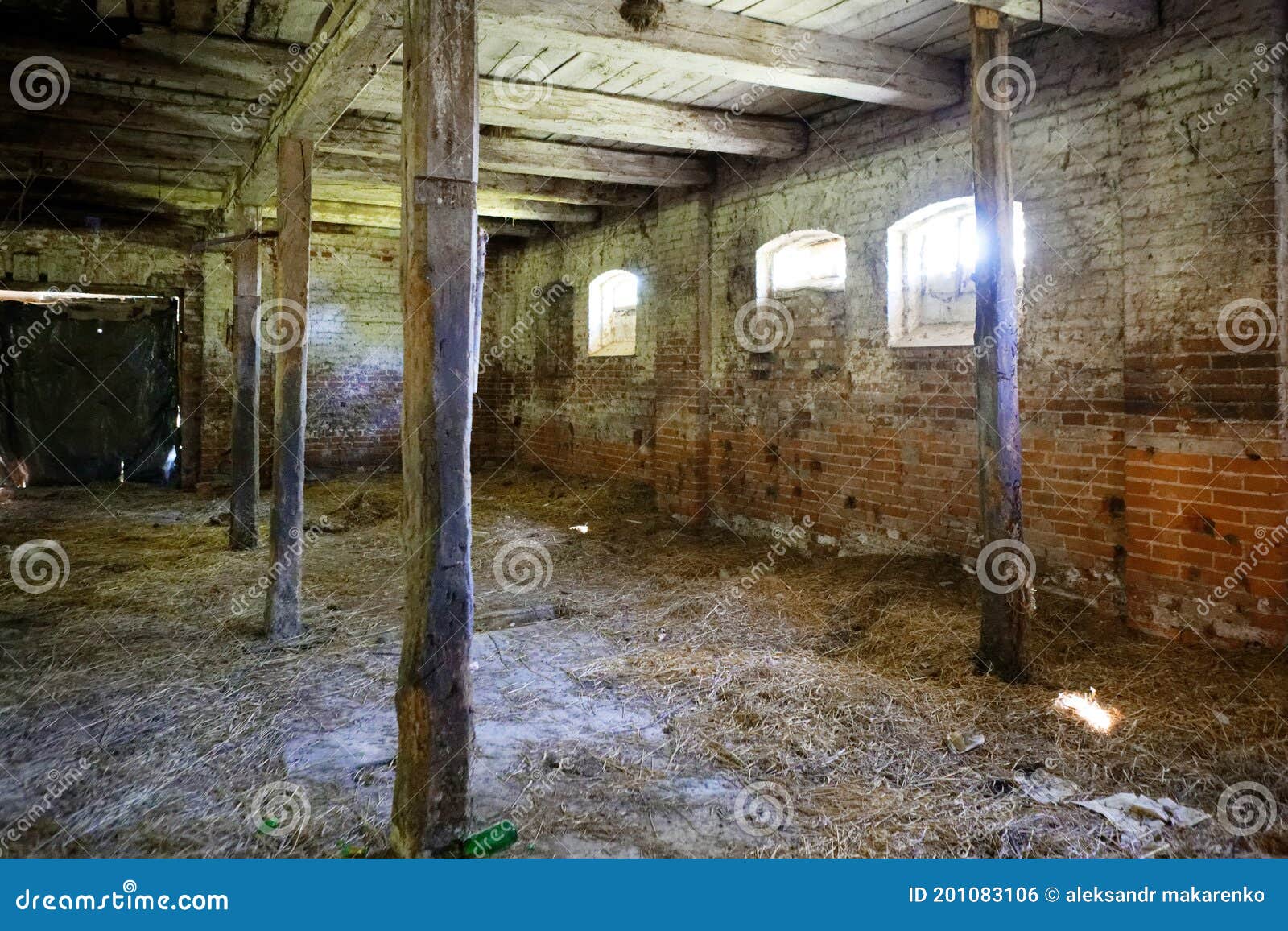 Interior De Un Antiguo Establo De Caballos Foto de archivo - Imagen de ...