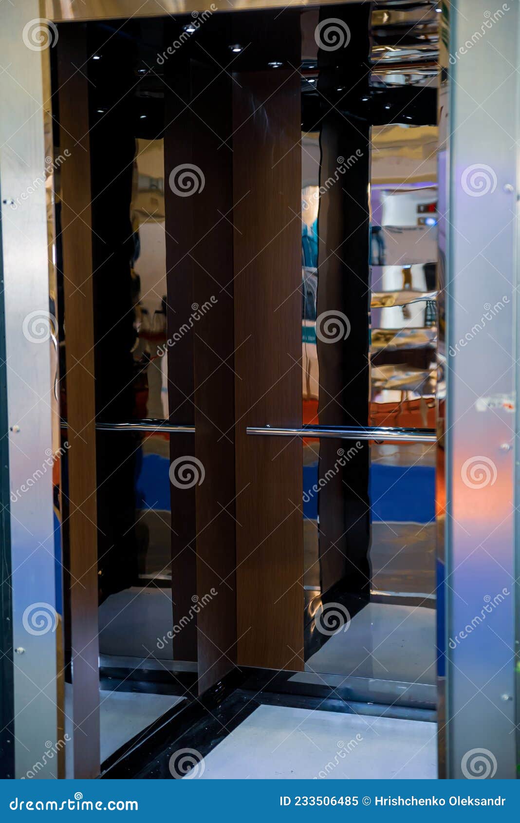 Interior De Un Ascensor Moderno. Puertas Y El Interior Del Ascensor ...