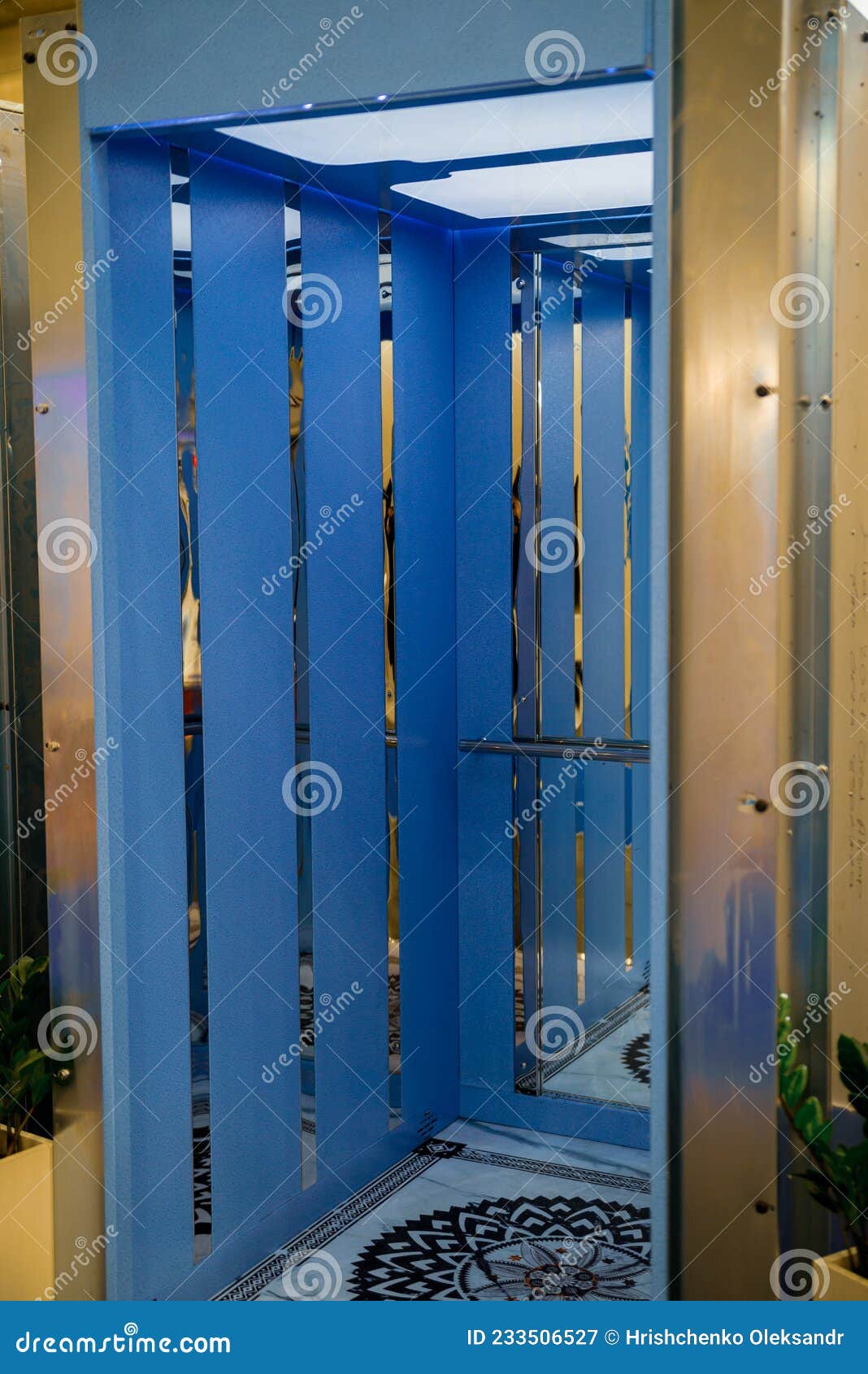 Interior De Un Ascensor Moderno. Puertas Y El Interior Del Ascensor ...