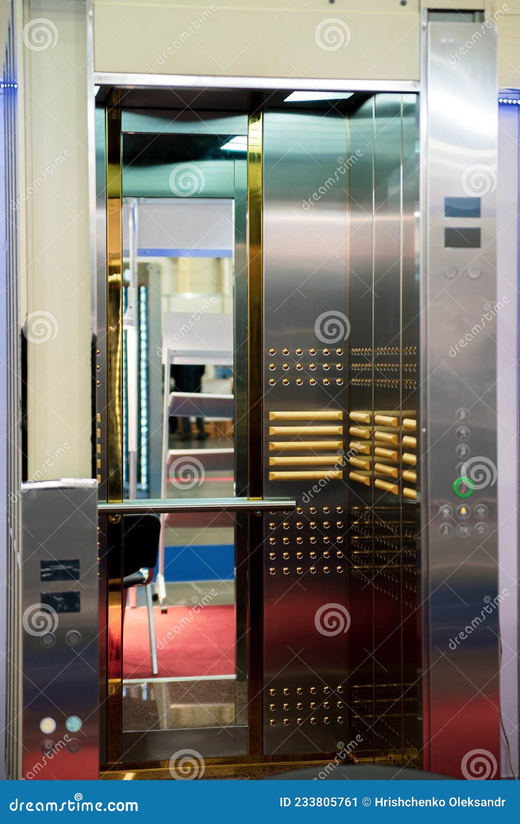 Interior De Un Ascensor Moderno. Puertas Y El Interior Del Ascensor ...