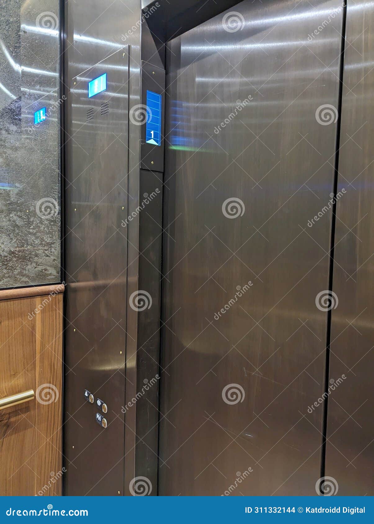 Interior De Un Ascensor Programable Foto de archivo - Imagen de ...