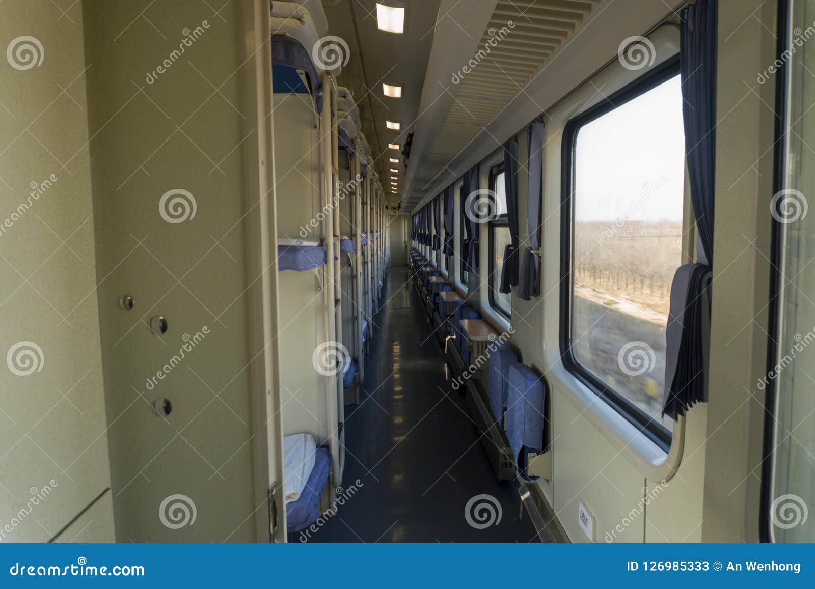 Interior De Un Coche De Tren Imagen de archivo - Imagen de turista ...