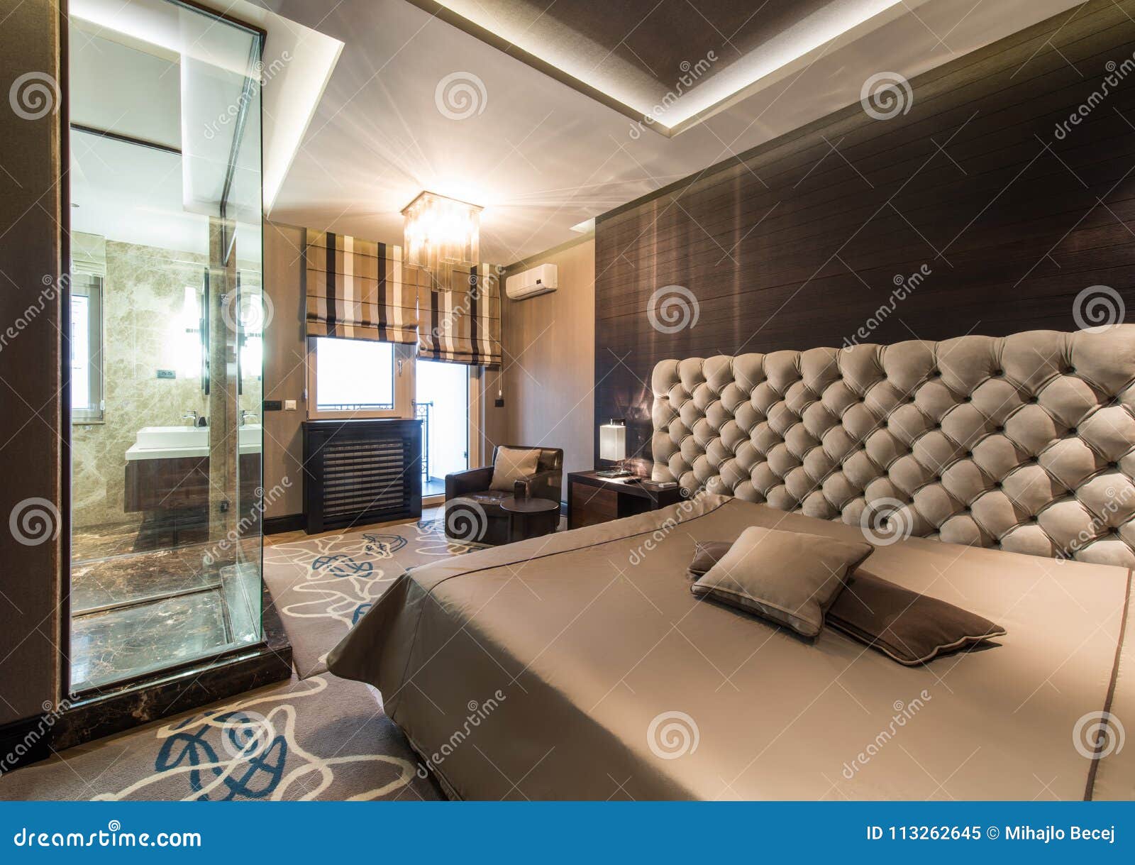 Interior De Un Dormitorio Principal Con El Cuarto De Baño De Lujo ...