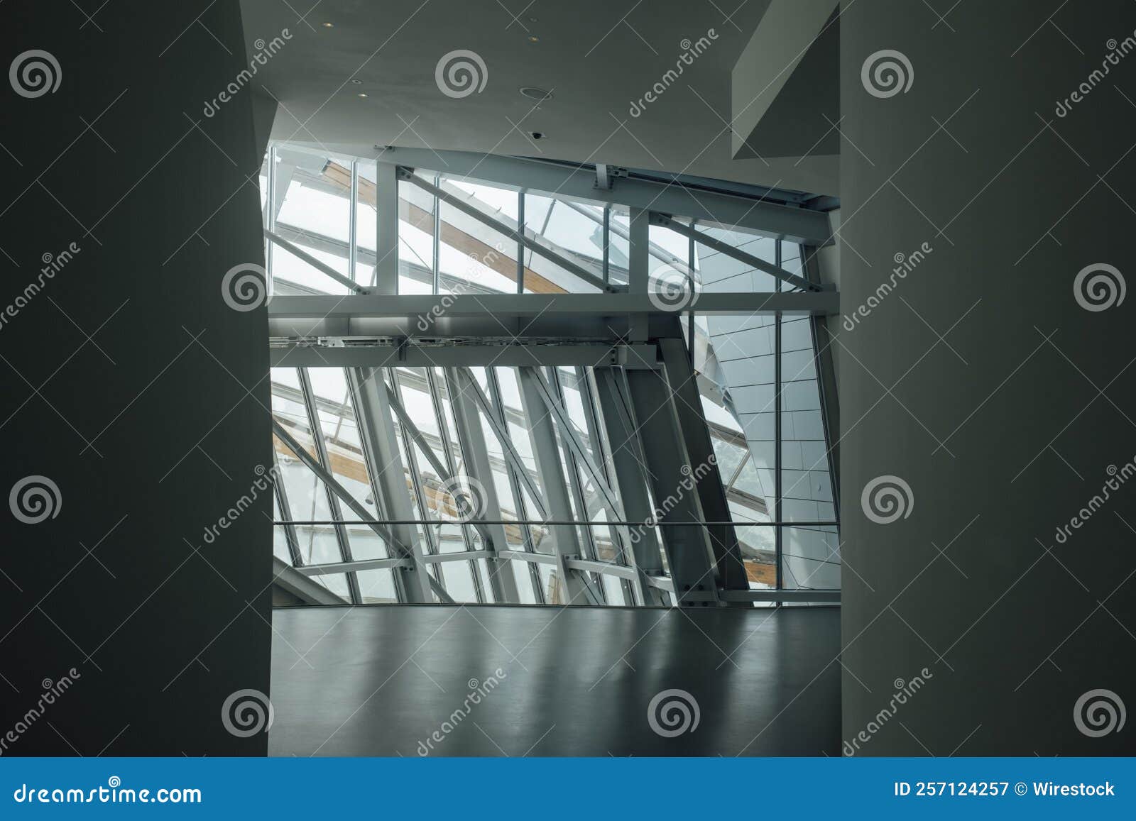 Interior De Un Edificio Beige Moderno Con Ventanales Imagen de archivo - Imagen de ventanas ...